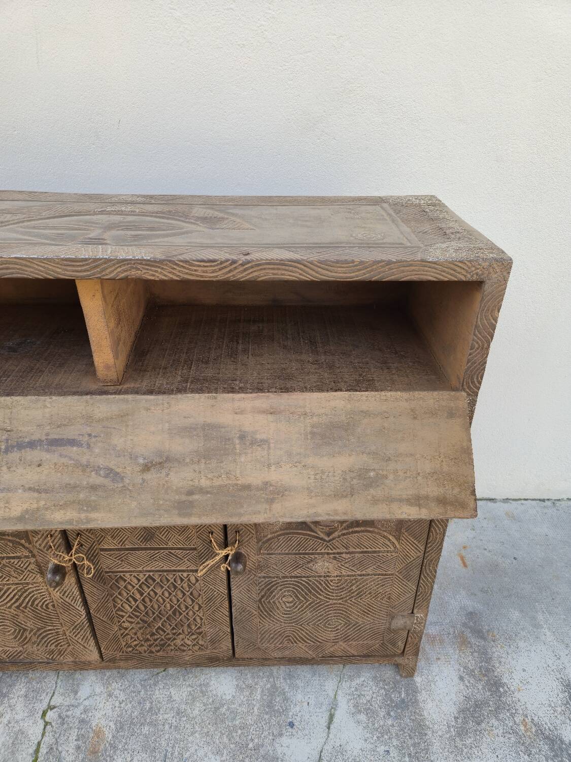 Buffet en bois sculpté, artisanal africain | Selency