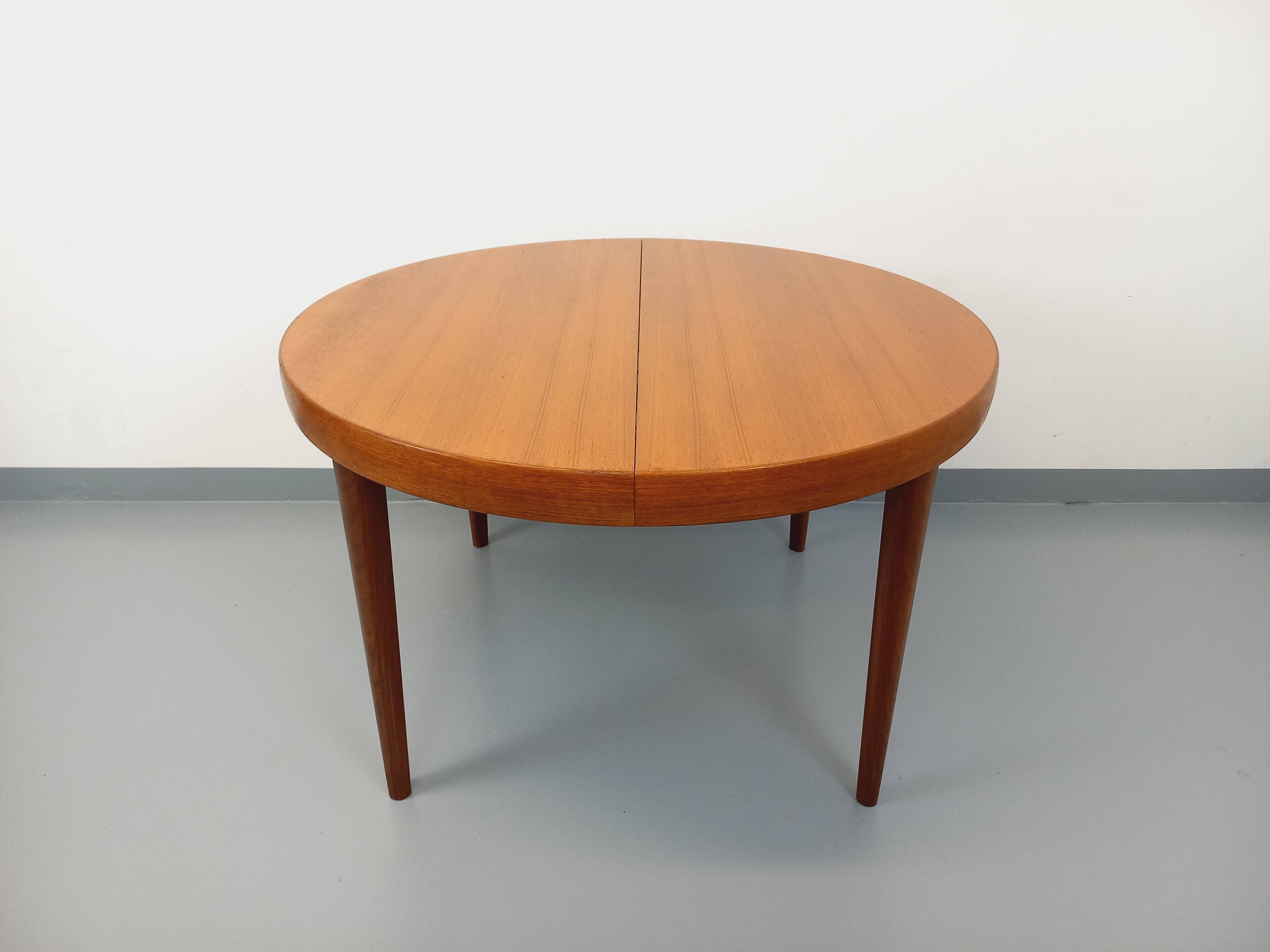 Grande table ronde scandinave vintage des années 50 60 en teck avec ...