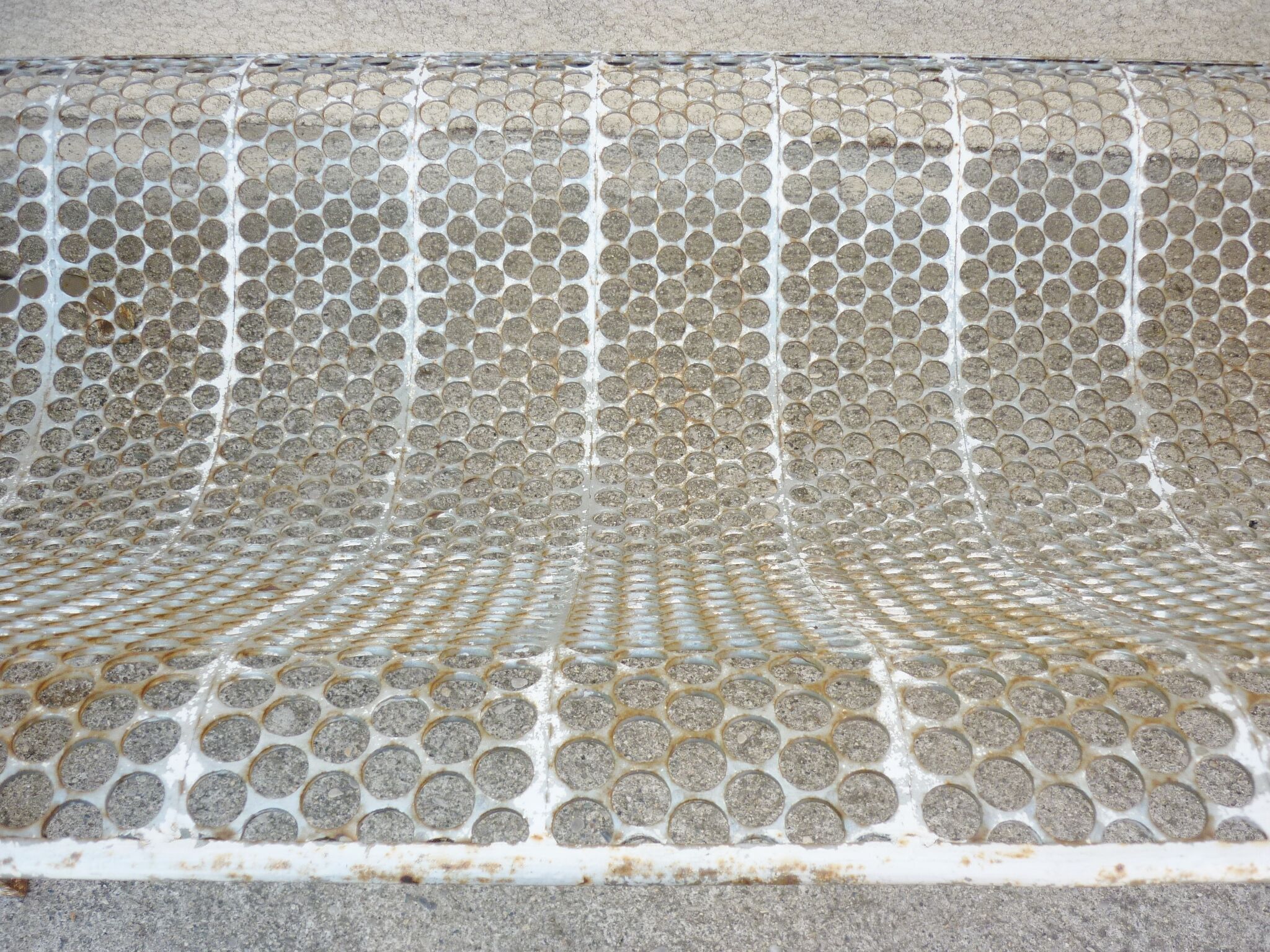 René Malaval, grand banc en métal perforé et épais, design des années ...