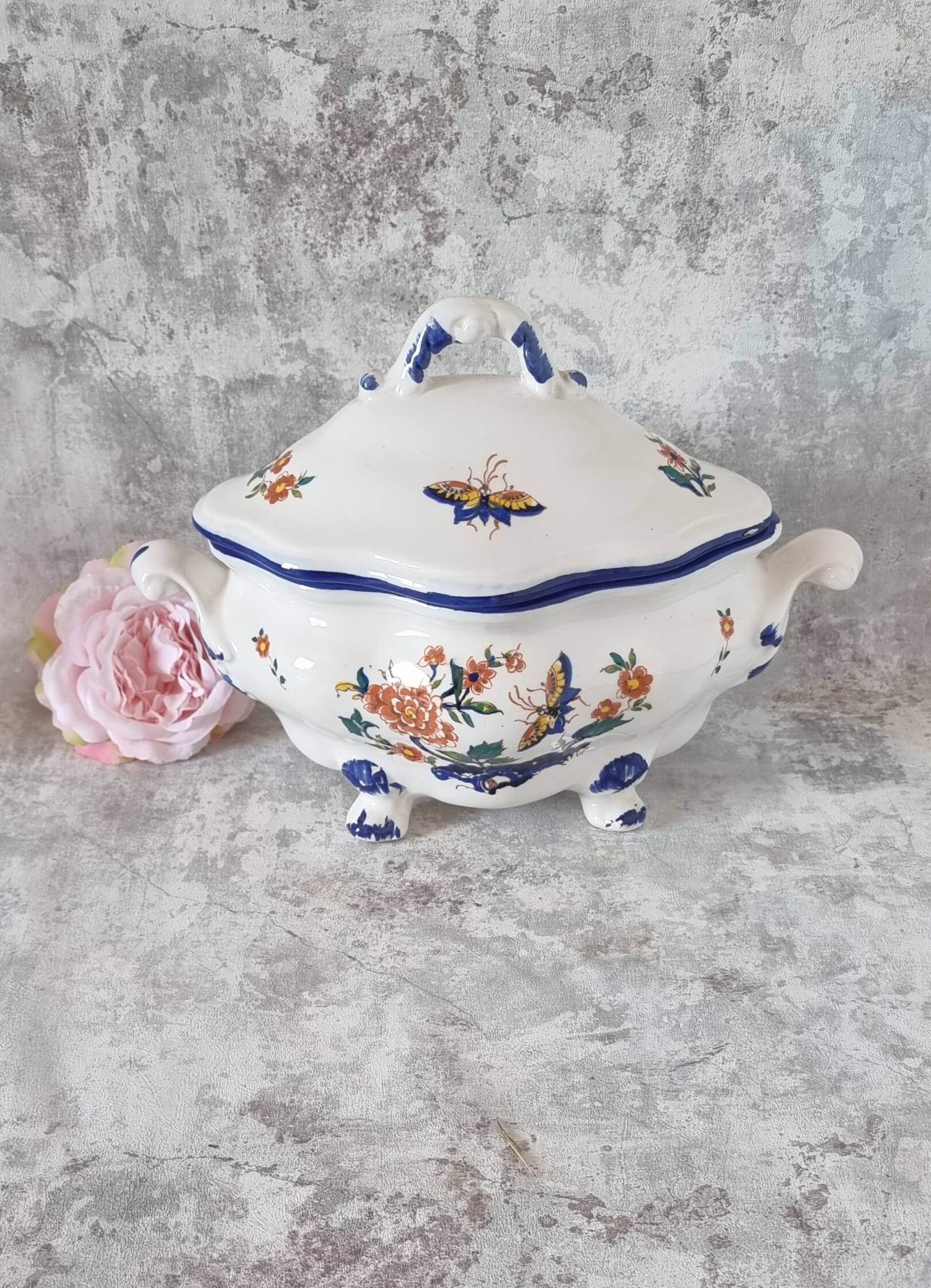 Soupière en porcelaine française peinte à la main avec des couleurs ...