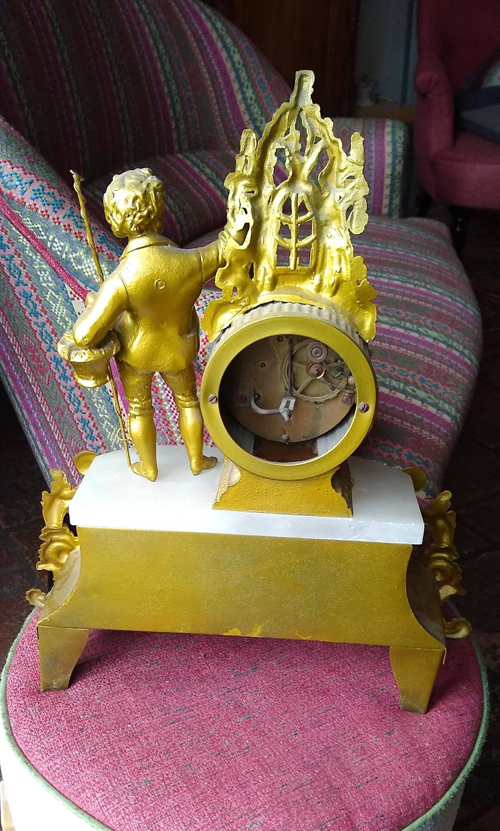 Pendule en régule doré et albâtre à décor d'un pêcheur | Selency