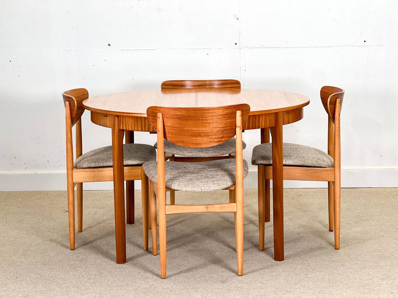 Dining table and chairs set by McIntosh and Jentique. | Selency
