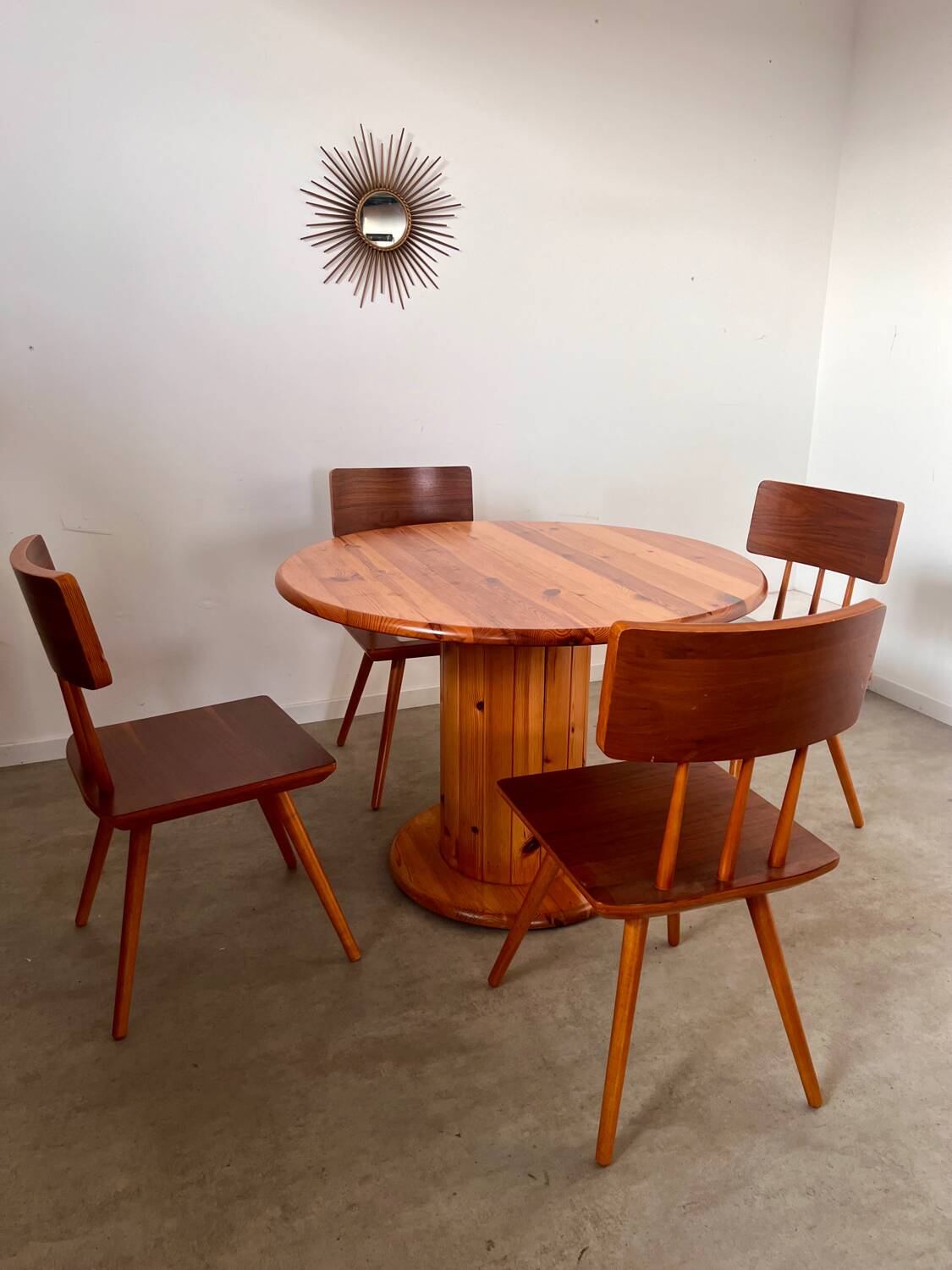 Ancienne table ronde en pin design scandinave des années 70 avec ...