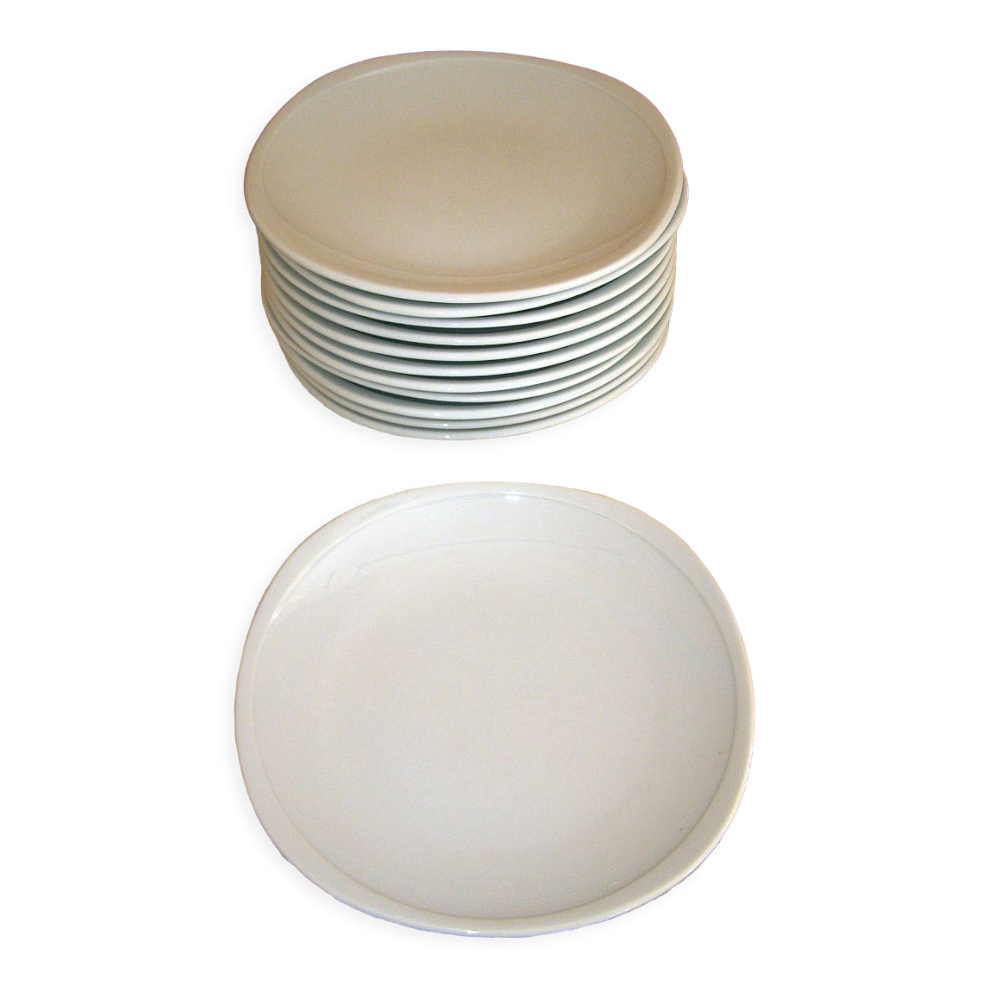 24 assiettes plates en porcelaine blanche "Pillivuyt" diamètre 24cm ...