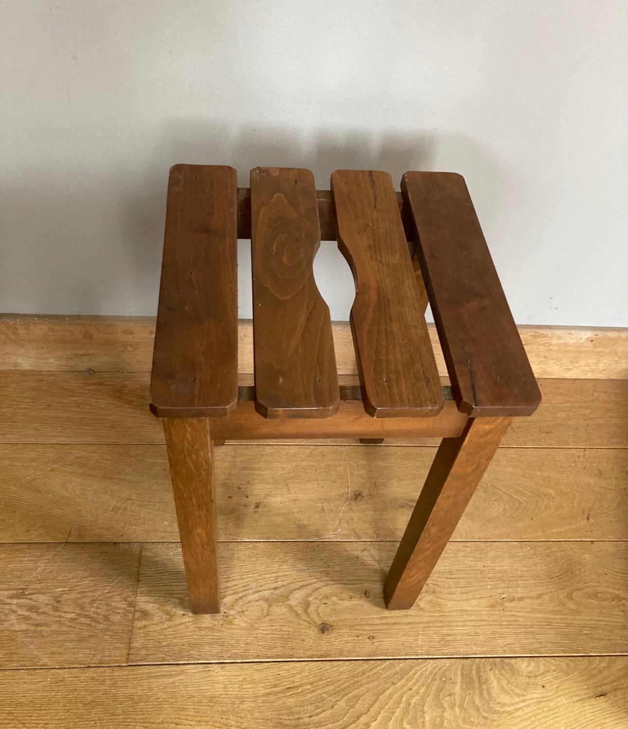 Tabouret en bois à prise centrale piétement quadripode époque XXe | Selency