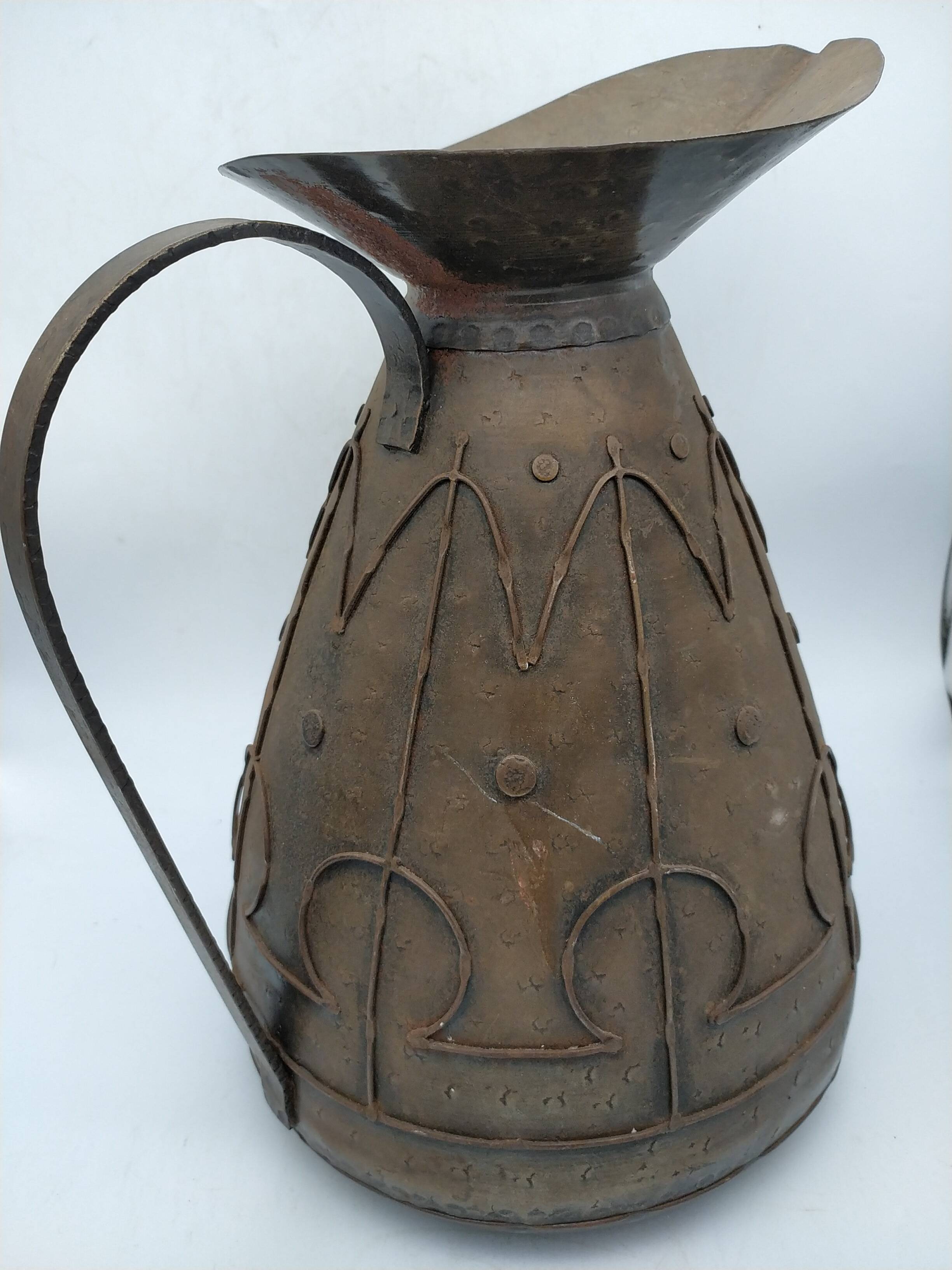 Pichet, cruche en métal décor Alpha et Oméga, années 50 | Selency