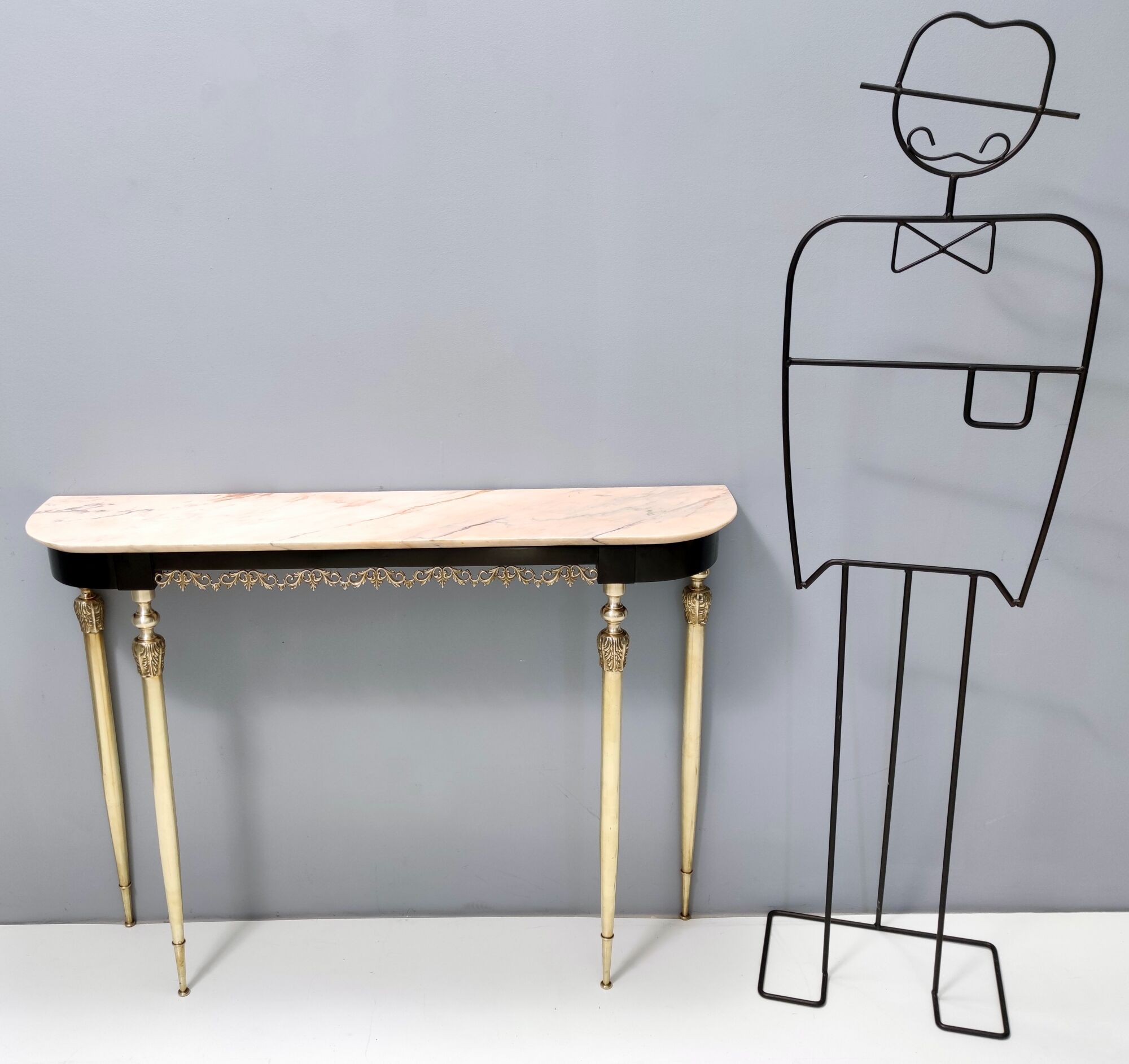 Console en hêtre ébonisé avec plateau en marbre rose portugais, Italie ...