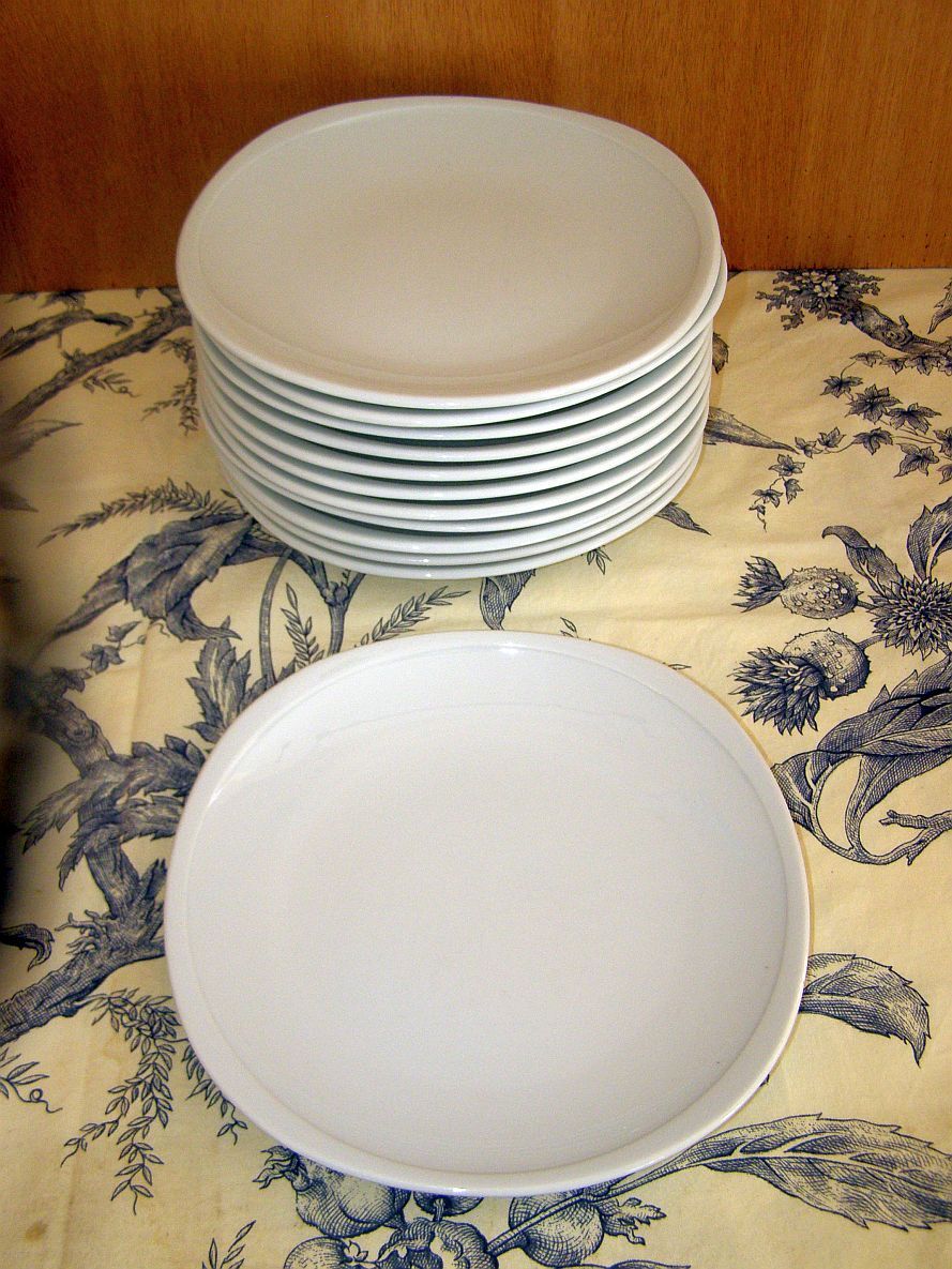 24 assiettes plates en porcelaine blanche "Pillivuyt" diamètre 24cm ...
