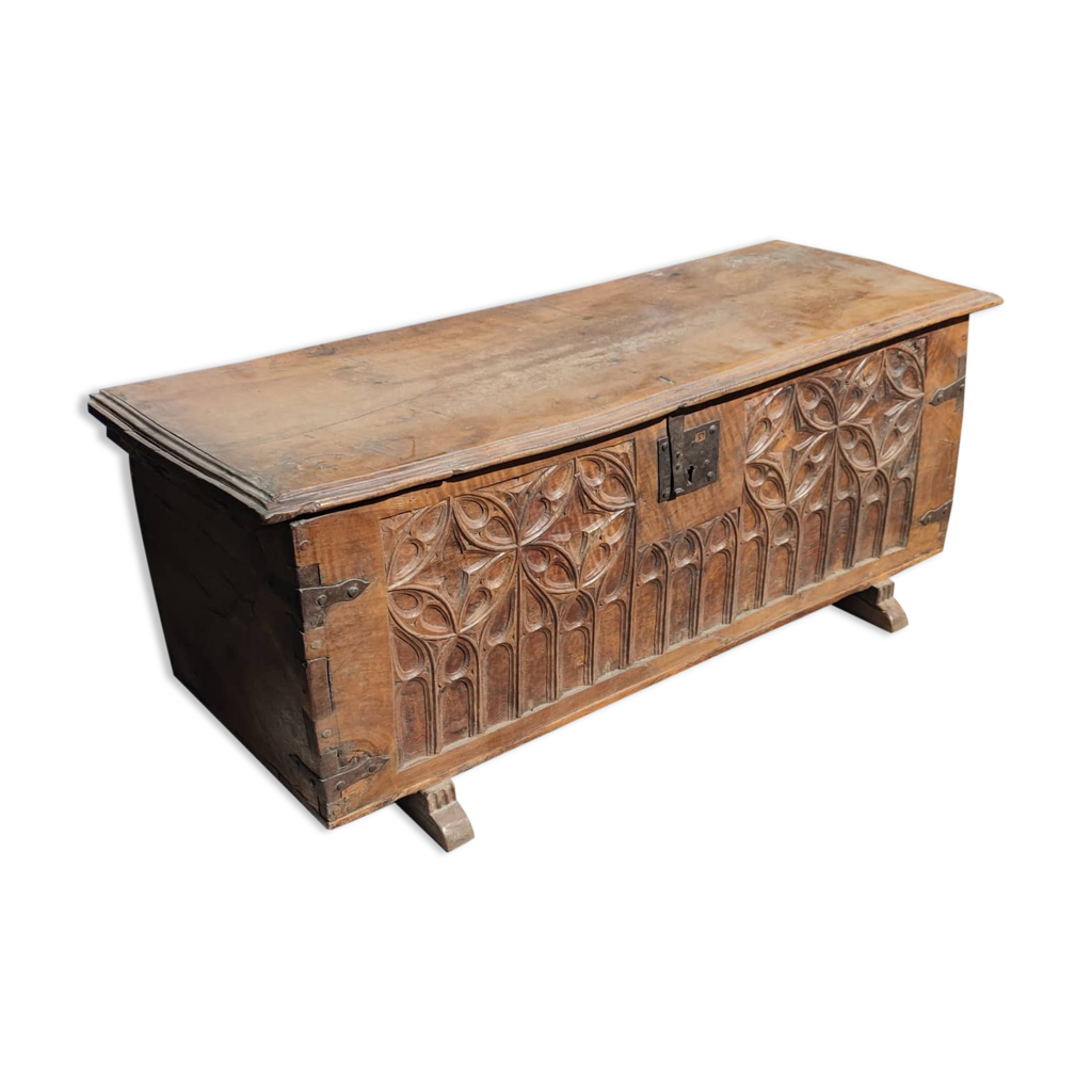 Coffre en noyer sculpté à décor Gothique flamboyant haute époque | Selency