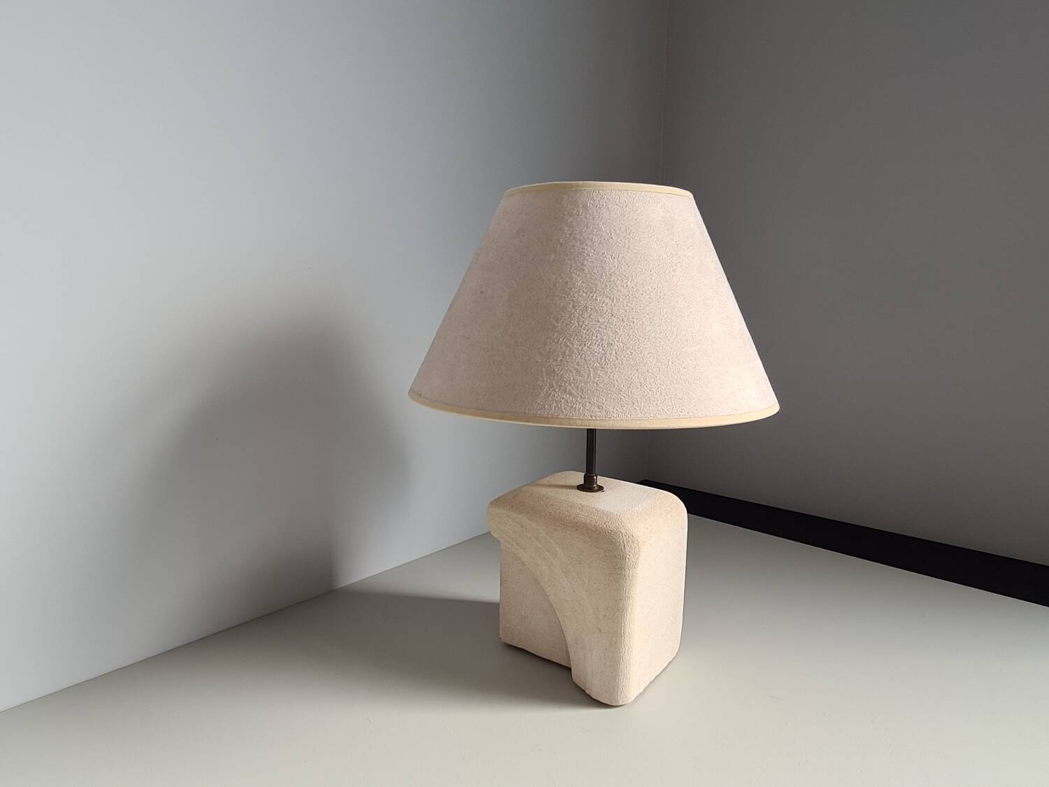 Albert Tormos style sculpture lamp in white stone / 60s / art ...