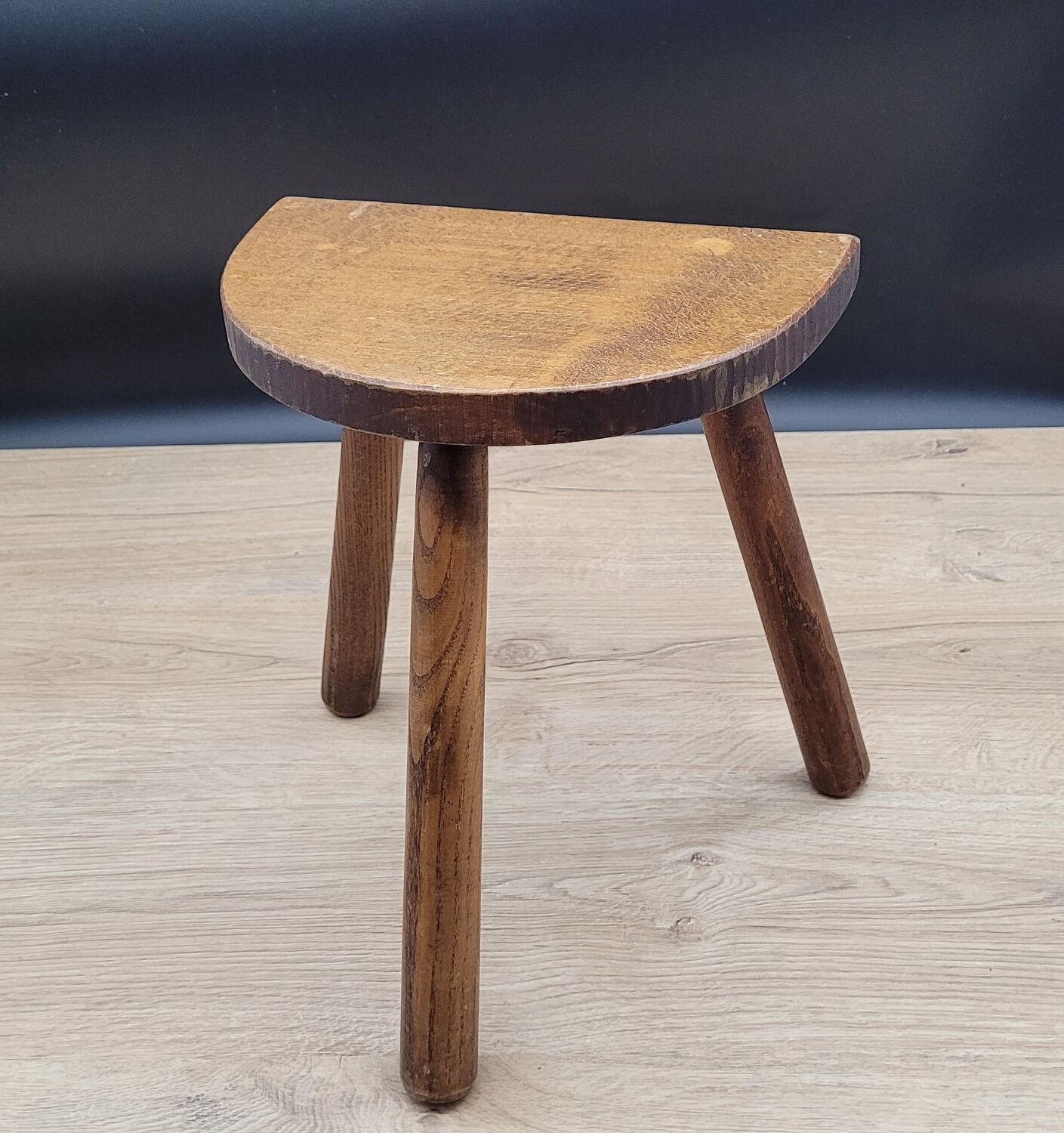 Tabouret bas tripode vacher demi rond | Selency