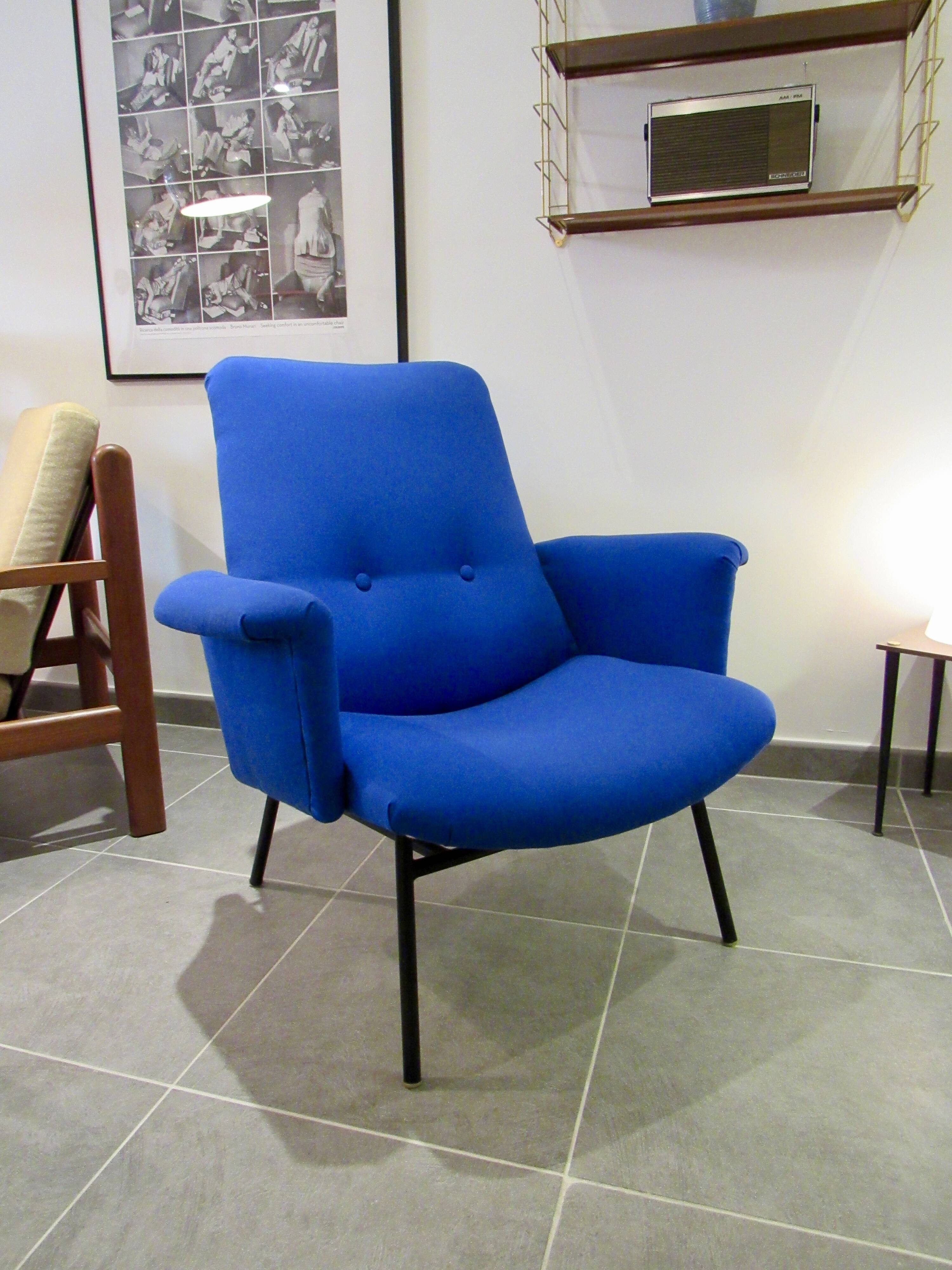 Fauteuil bleu nuit, SK660, par Pierre Guariche. | Selency
