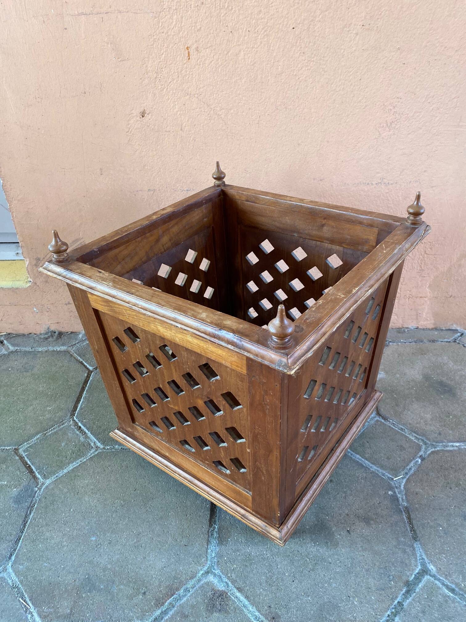 Grand cache pot en teck style colonial forme carre avec parois ajourees ...