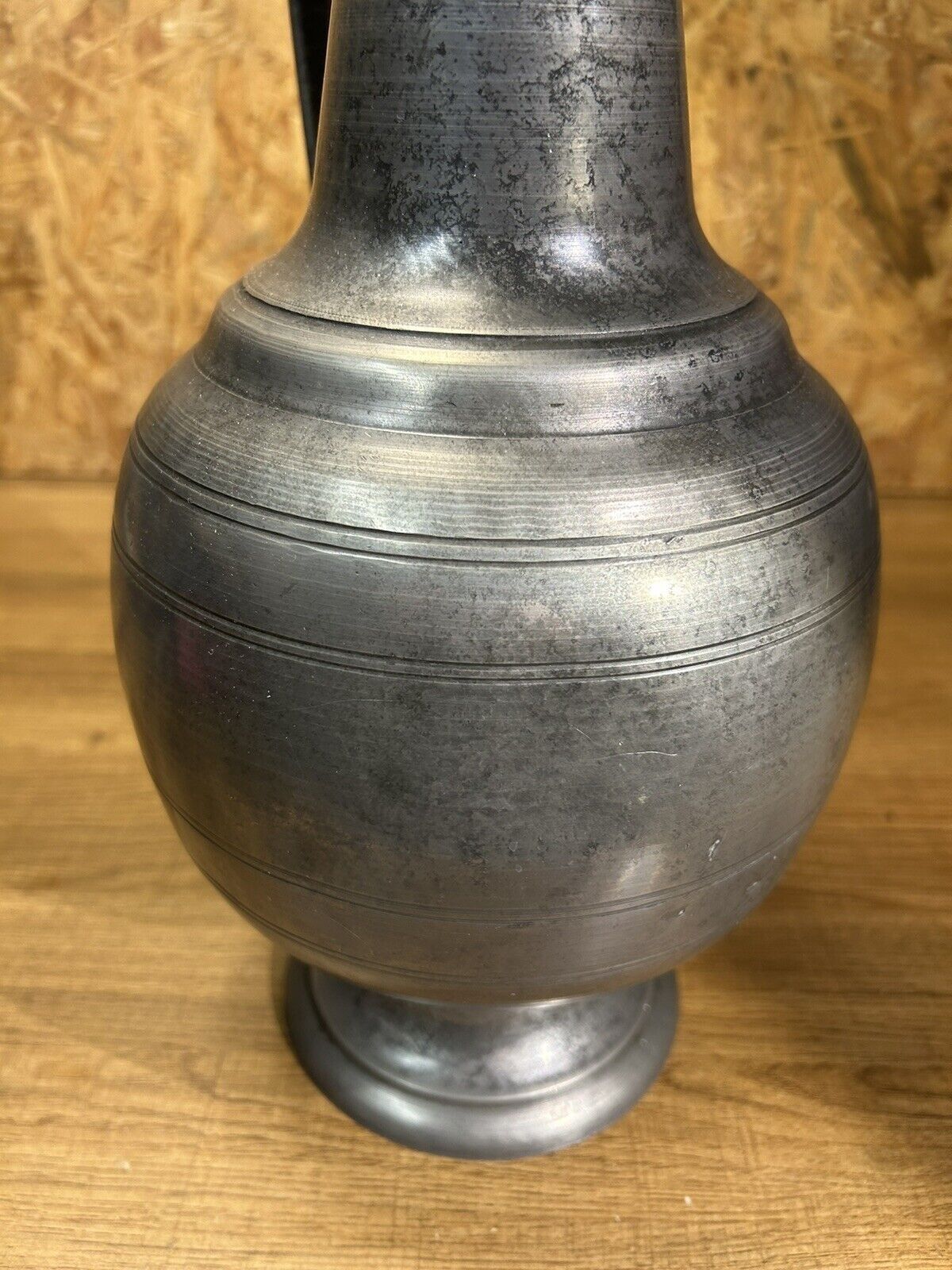 Pichet a couvercle, étain ancien, fleur de lys | Selency