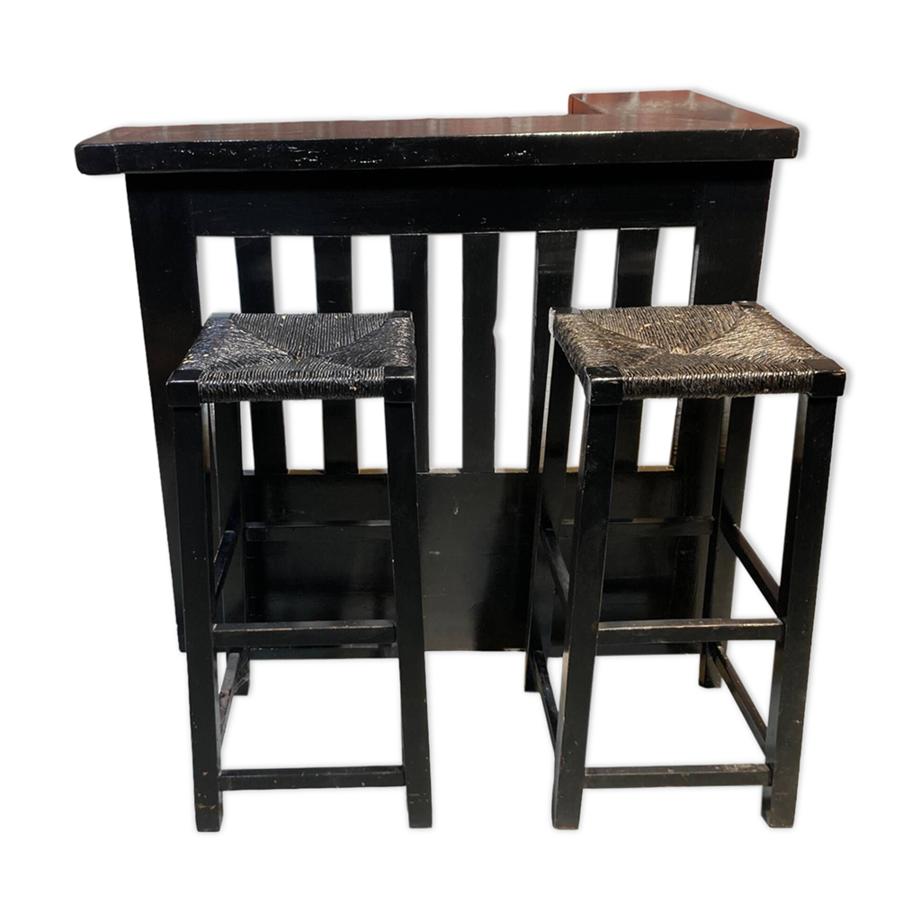 Ensemble bar et ses deux tabourets en bois noirci. | Selency