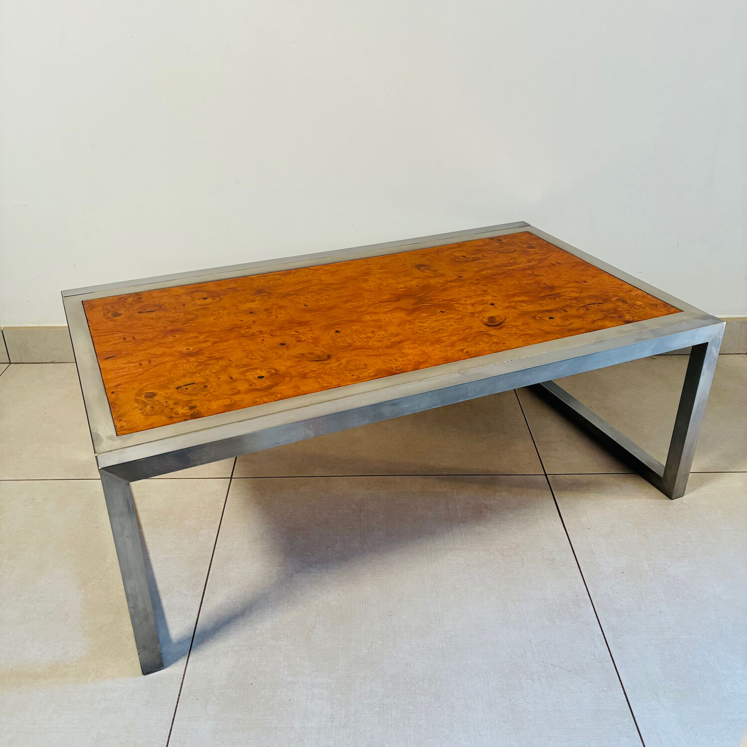 Table basse vintage en loupe d’orme et piètement inox – Design 1970 | Selency
