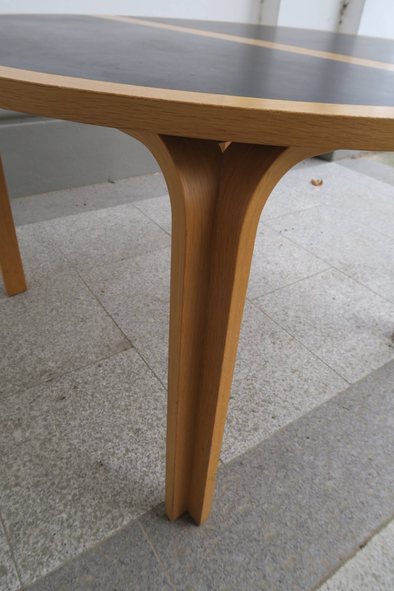 Table à manger ronde par Rud Thygesen et Johnny Sorensen pour Magnus ...