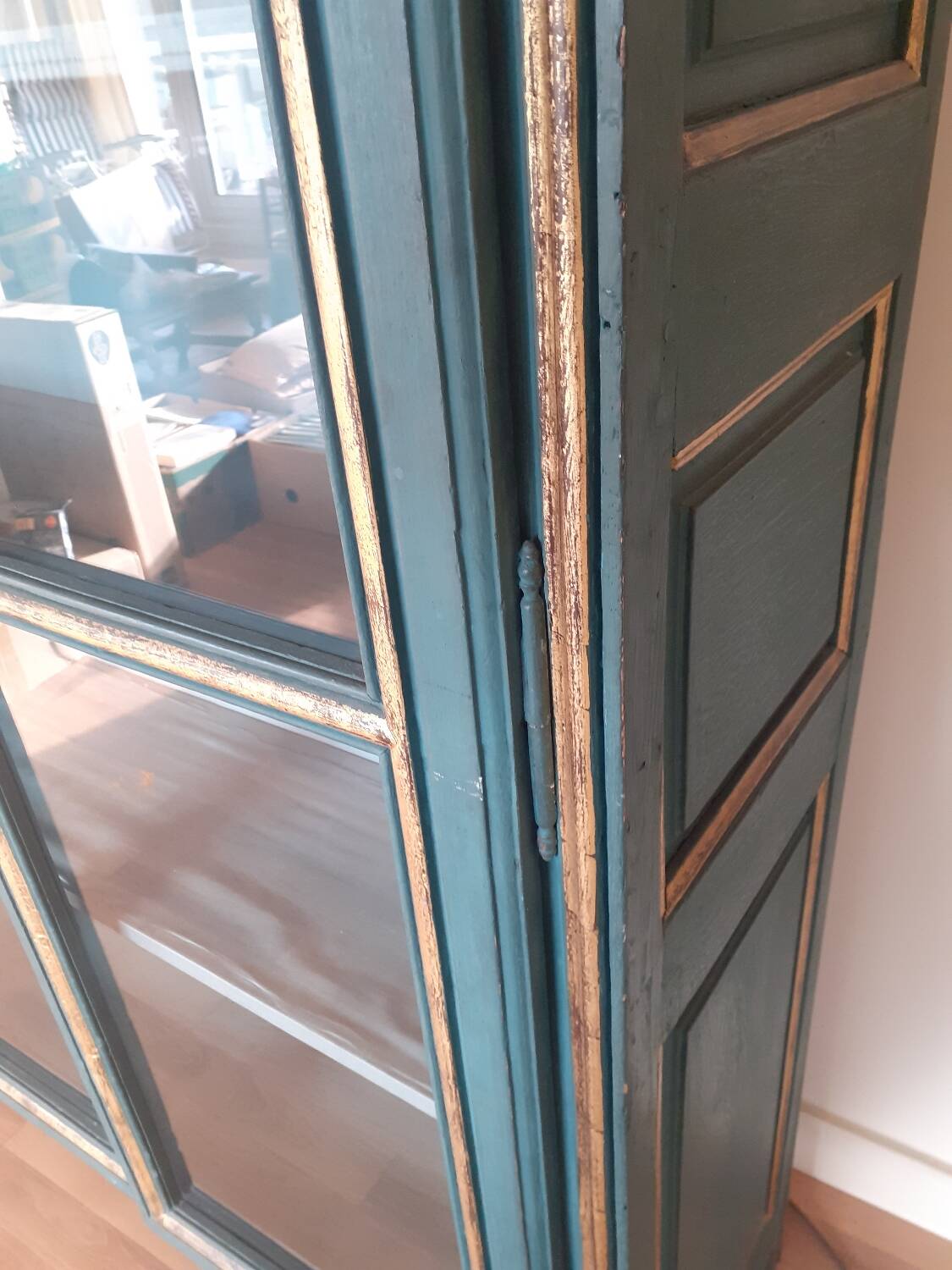 Armoire vitrée en bois patiné vert | Selency