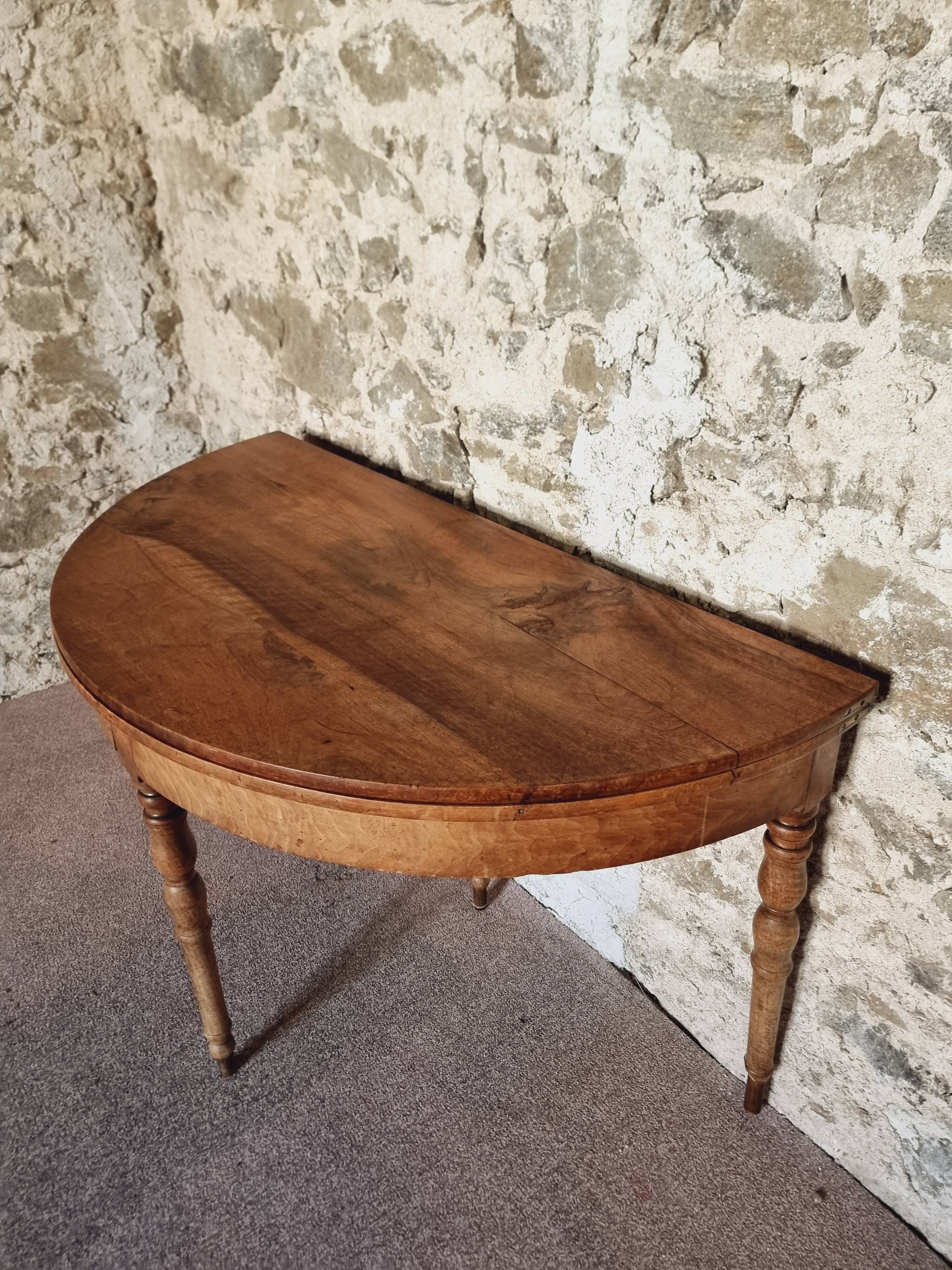Table pliante ancienne en noyer – XIXe siècle – Console ou table ronde | Selency