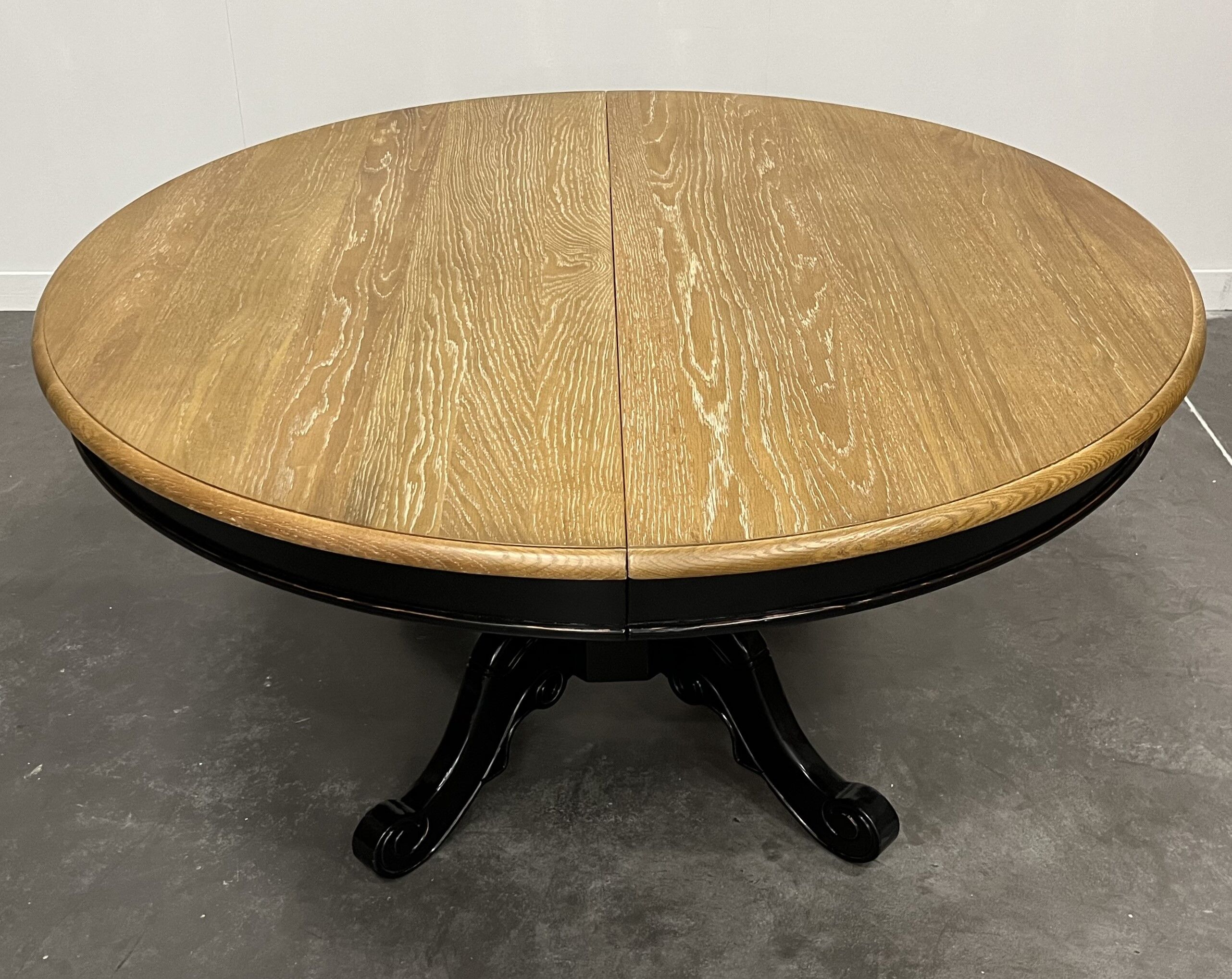 Table ronde extensible en chêne, pied central noir, 8/10 couverts | Selency