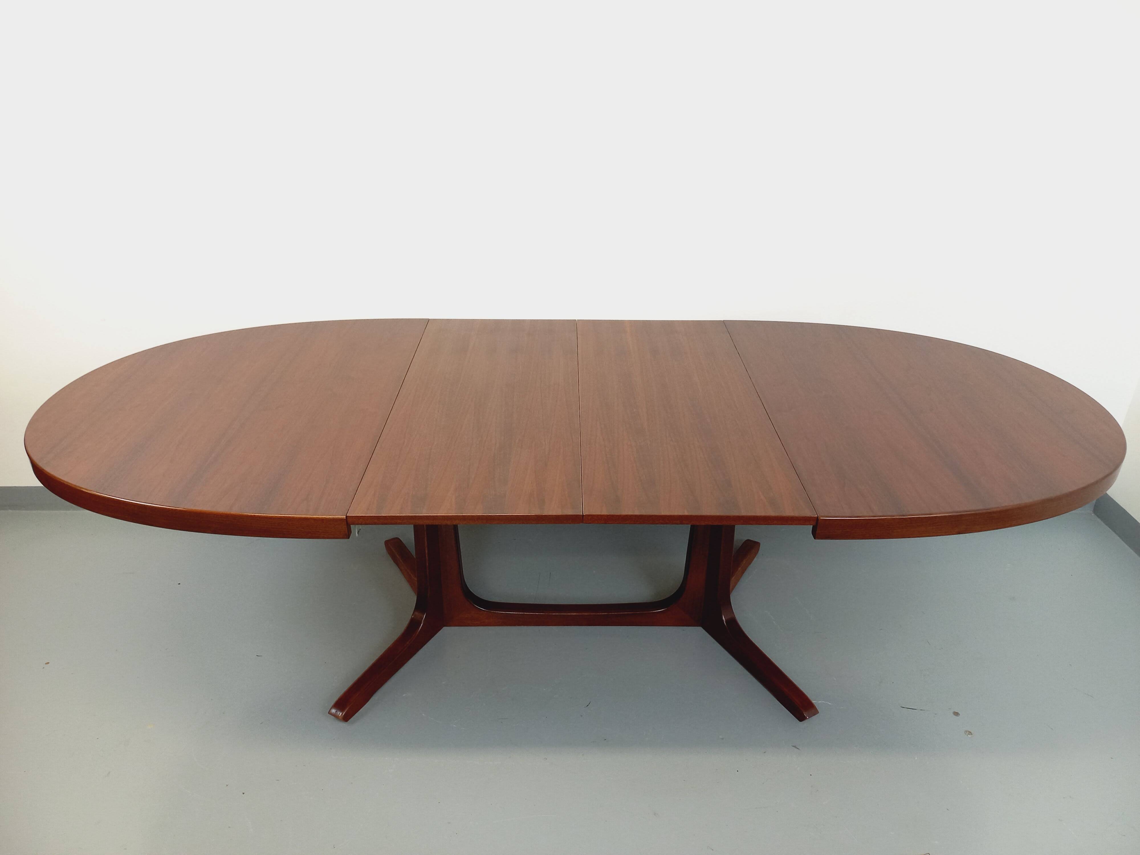 Vintage Baumann oval dining table from the 60s and 70s in elm wood with extensions | Selency