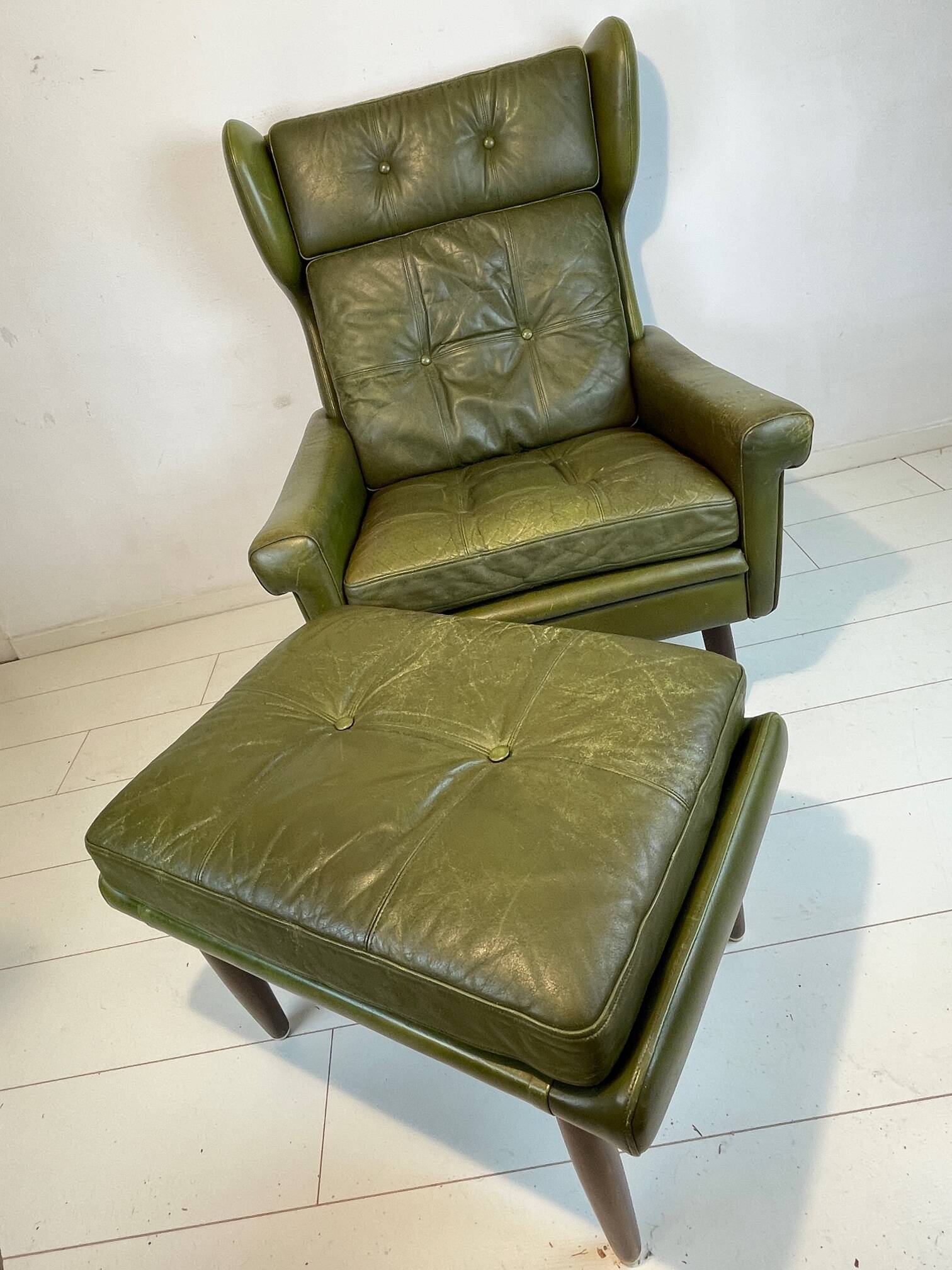 Fauteuil par Svend Skipper, cuir vert des années 1960 avec hocker ...