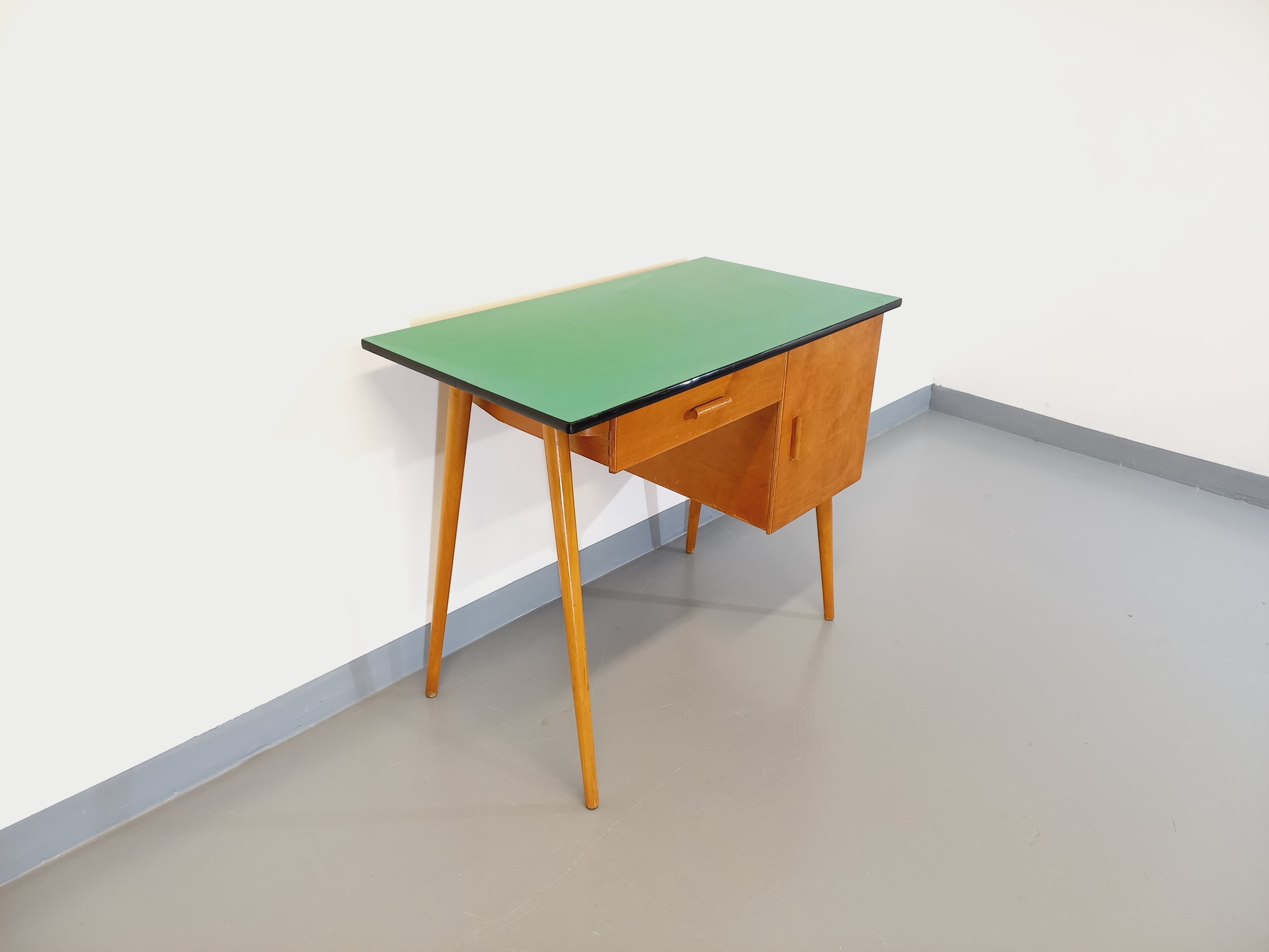 Bureau Baumann vintage en bois et formica des années 50 | Selency