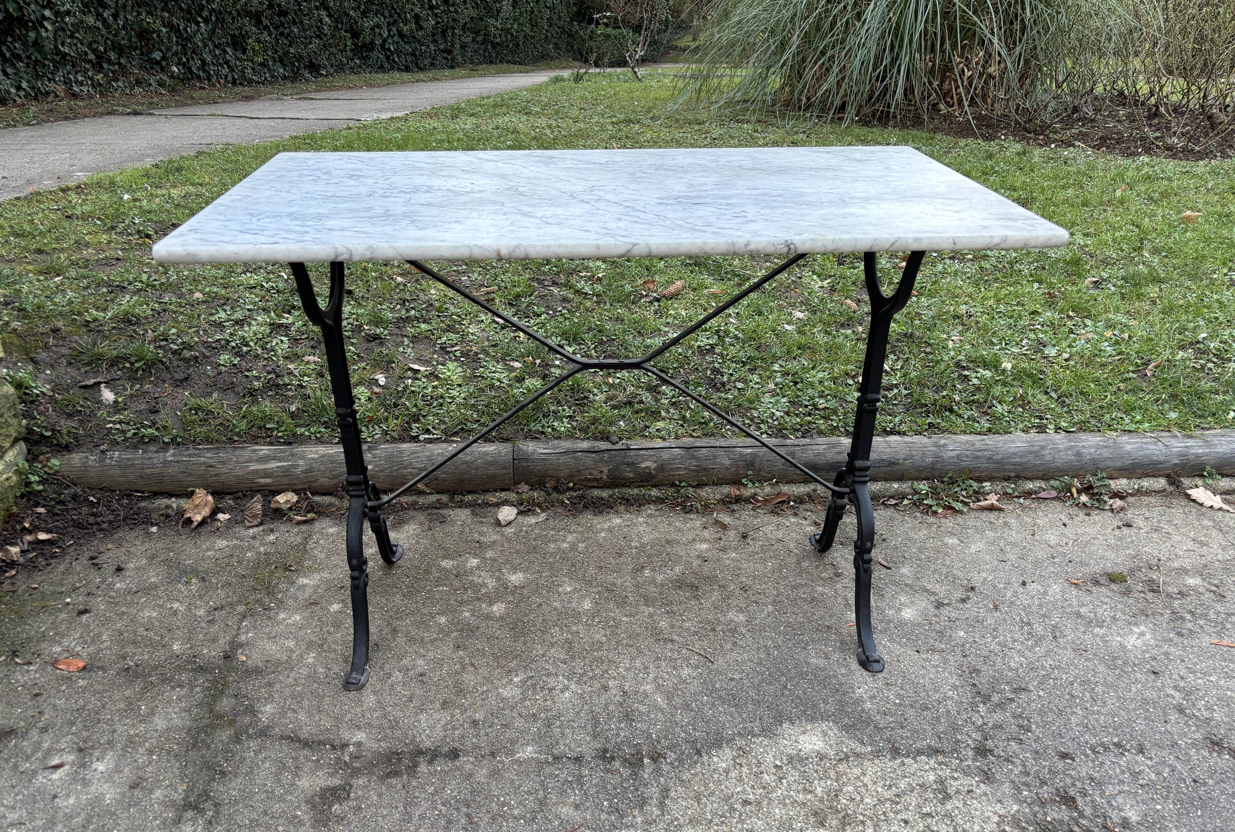 Ancienne table Bistrot par Berc à Paris. Fer forgé, plateau en marbre ...