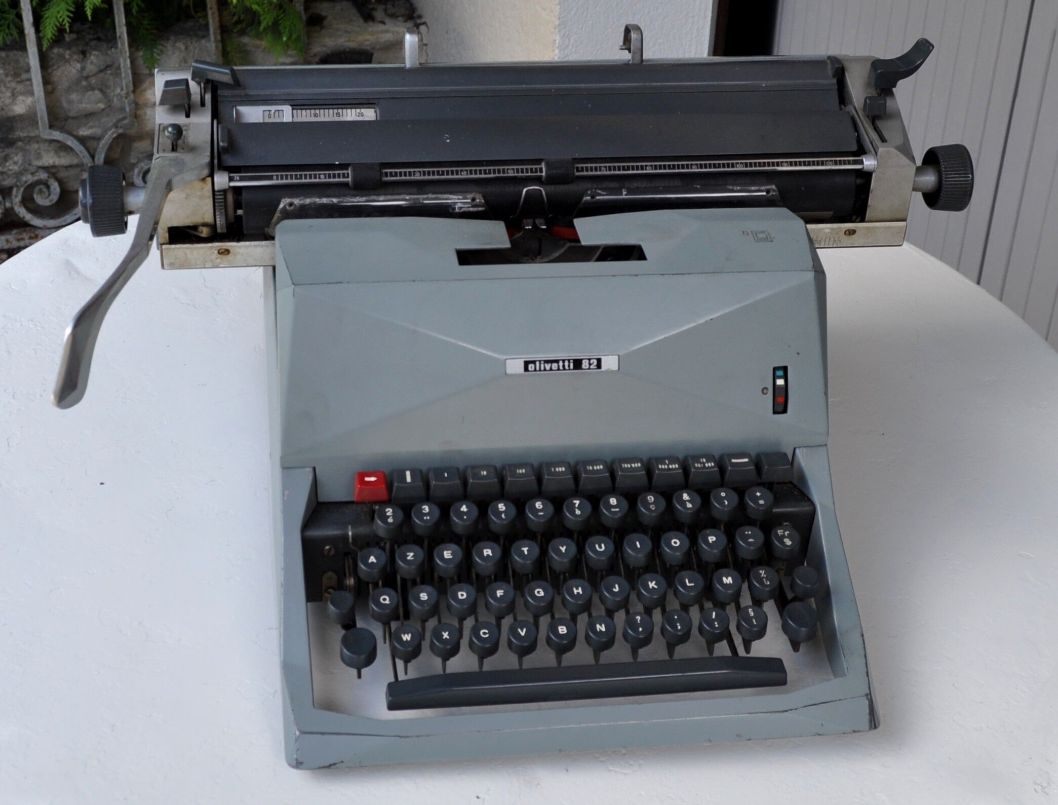 Vintage typewriter Olivetti 82 | Selency