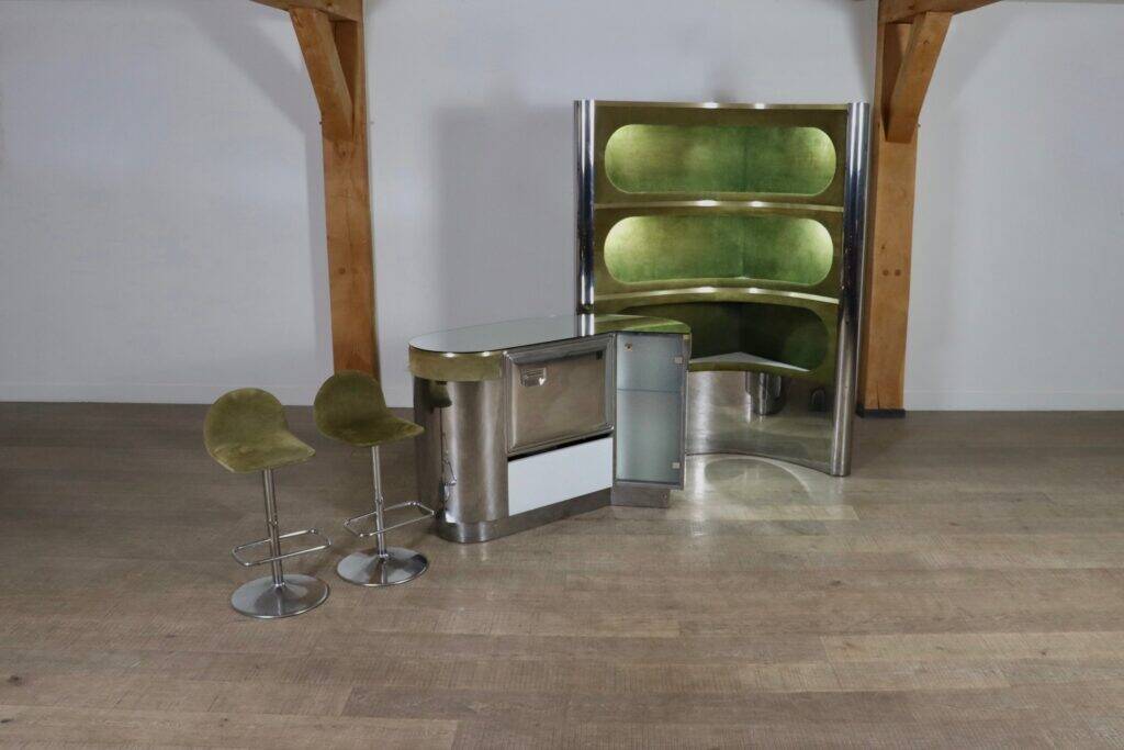 Bar en daim et chrome avec tabourets de bar verts, par Willy Rizzo ...