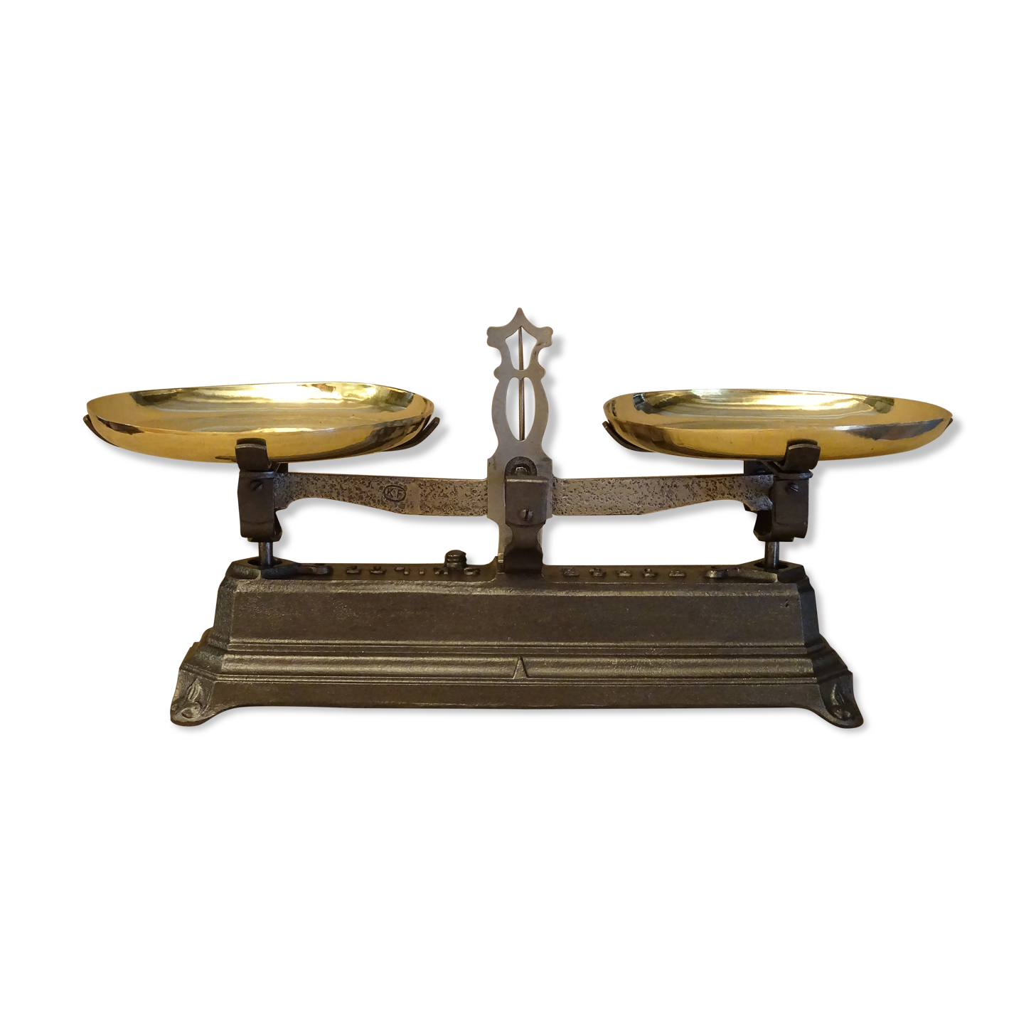 Ancienne balance force 2 kg type roberval plateaux laiton | Selency