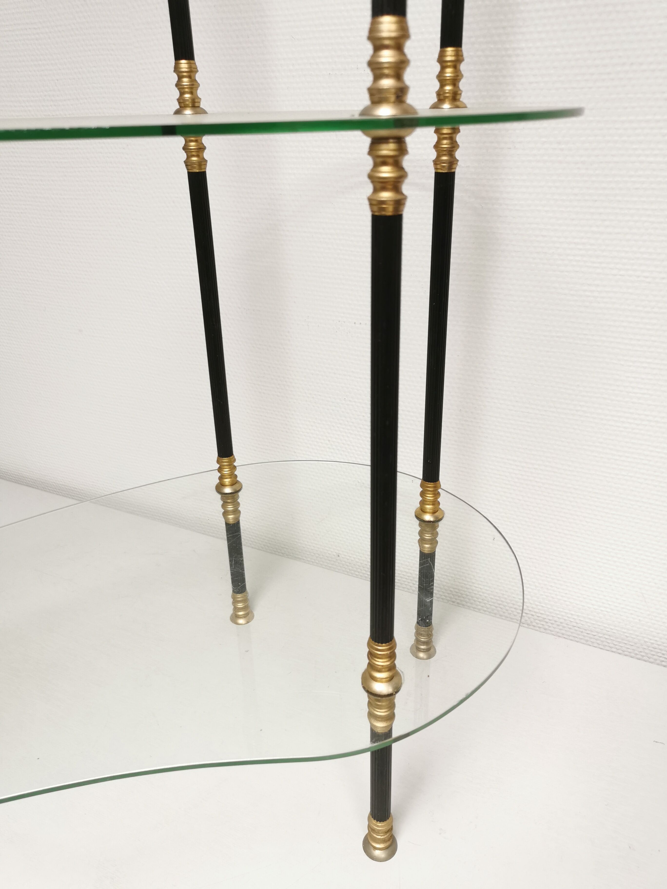 Présentoir vintage 1950 / 1960, table rognon d appoint , étagères en verre | Selency