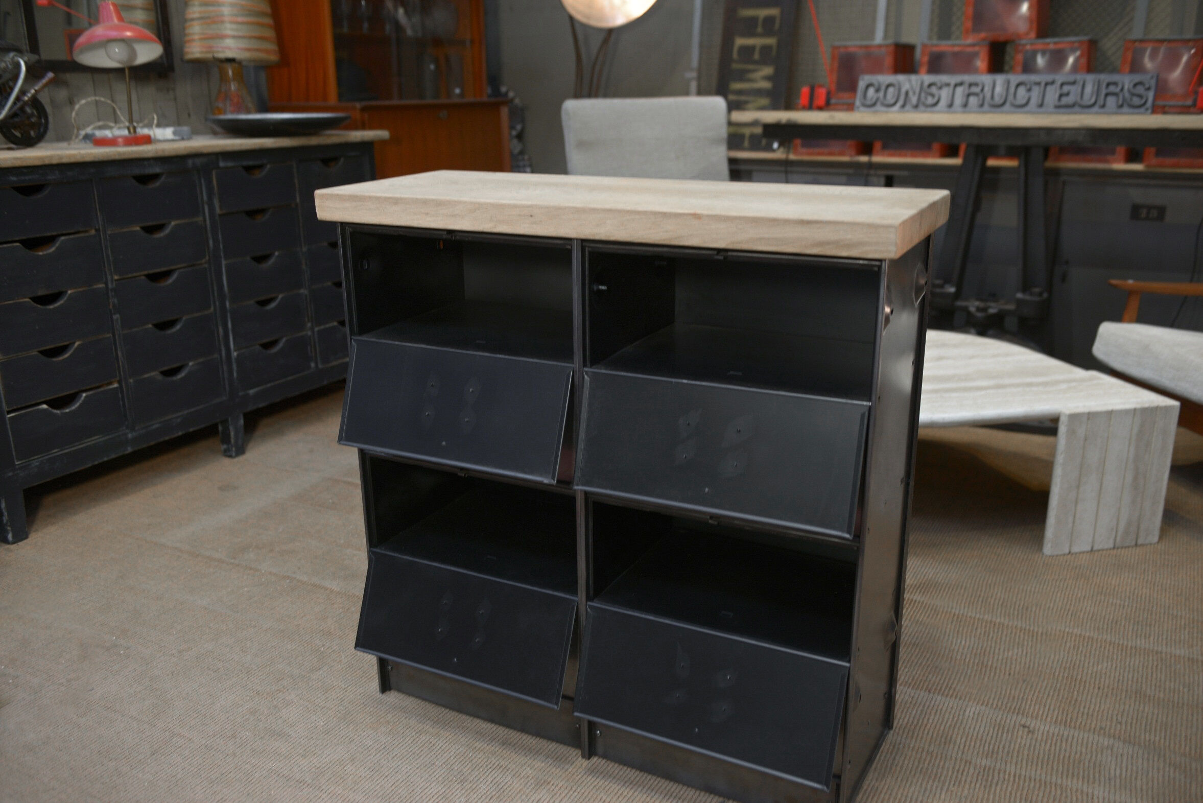 Meuble bas Ronéo à 8 clapets en métal 1960 | Selency