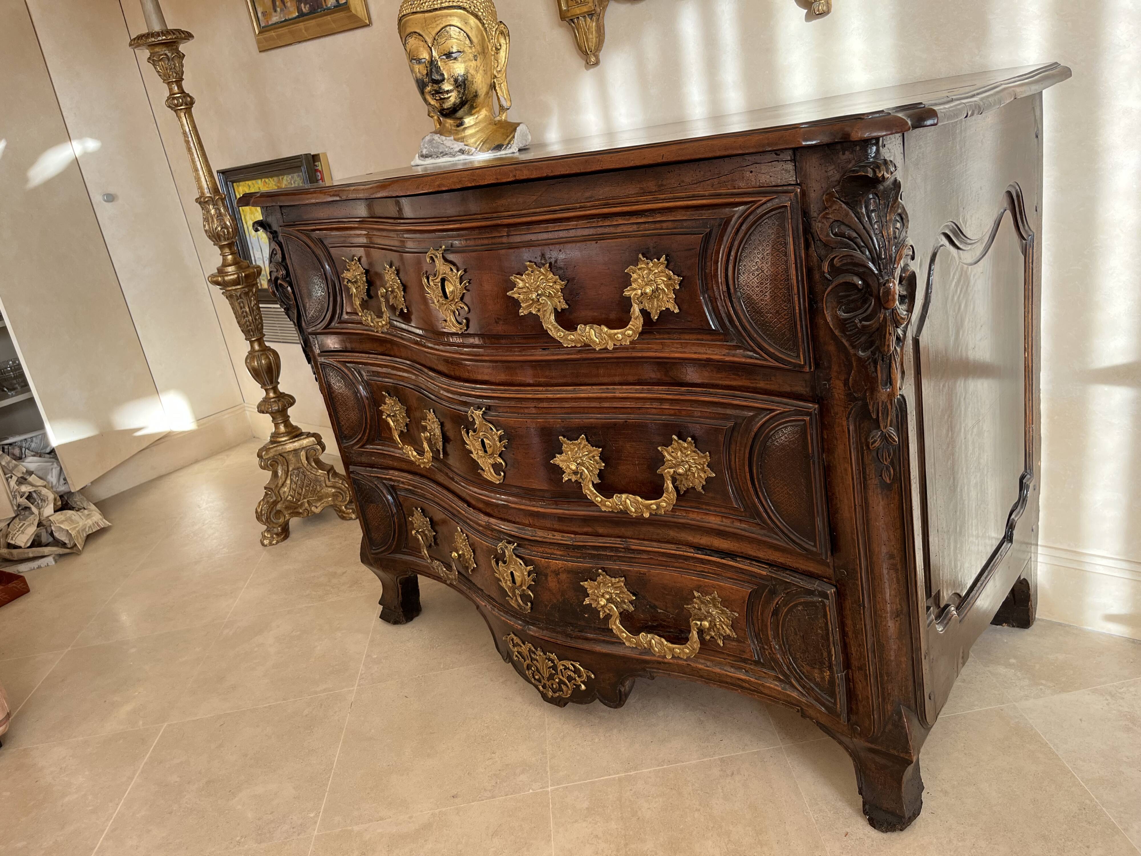 A curved Lyonnaise commode in solid walnut, 18th century, Louis XV ...