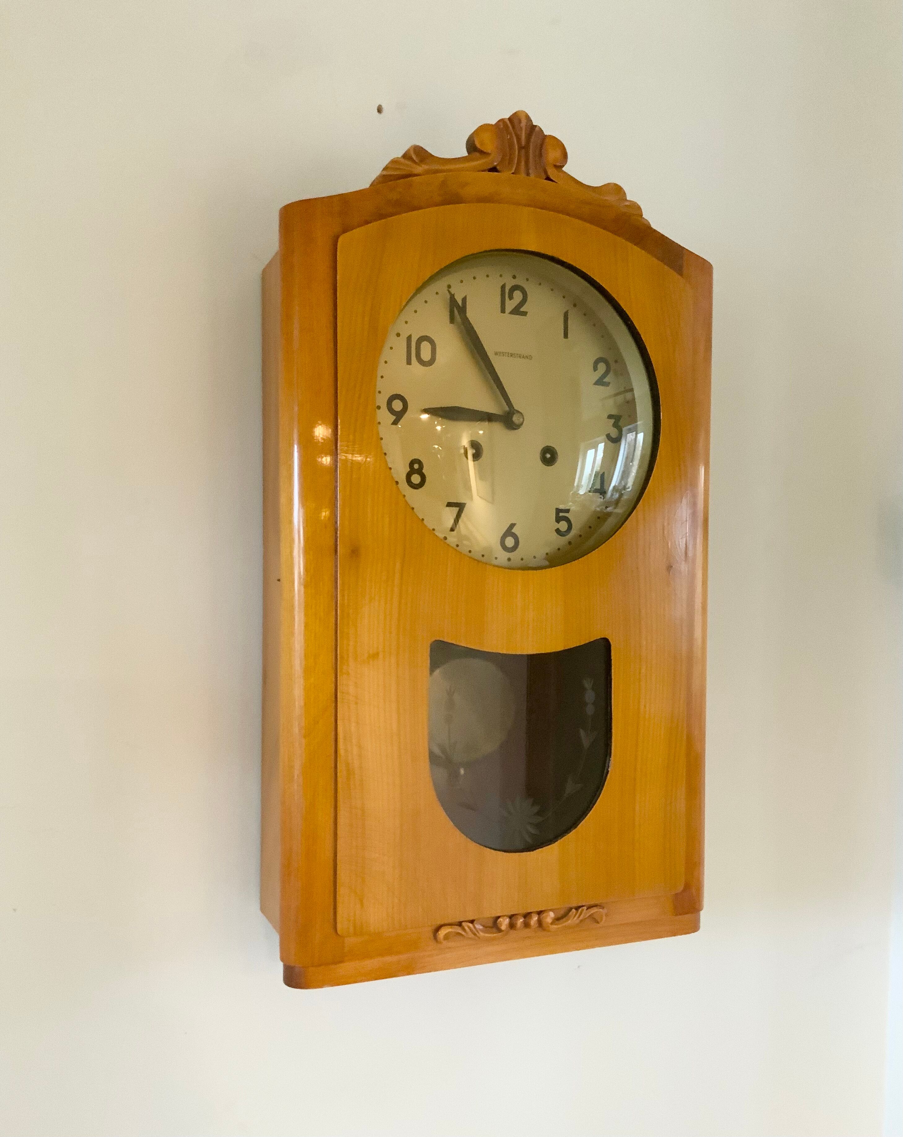 Horloge murale Art Déco par Westerstrand, dans un boîtier en bois clair ...