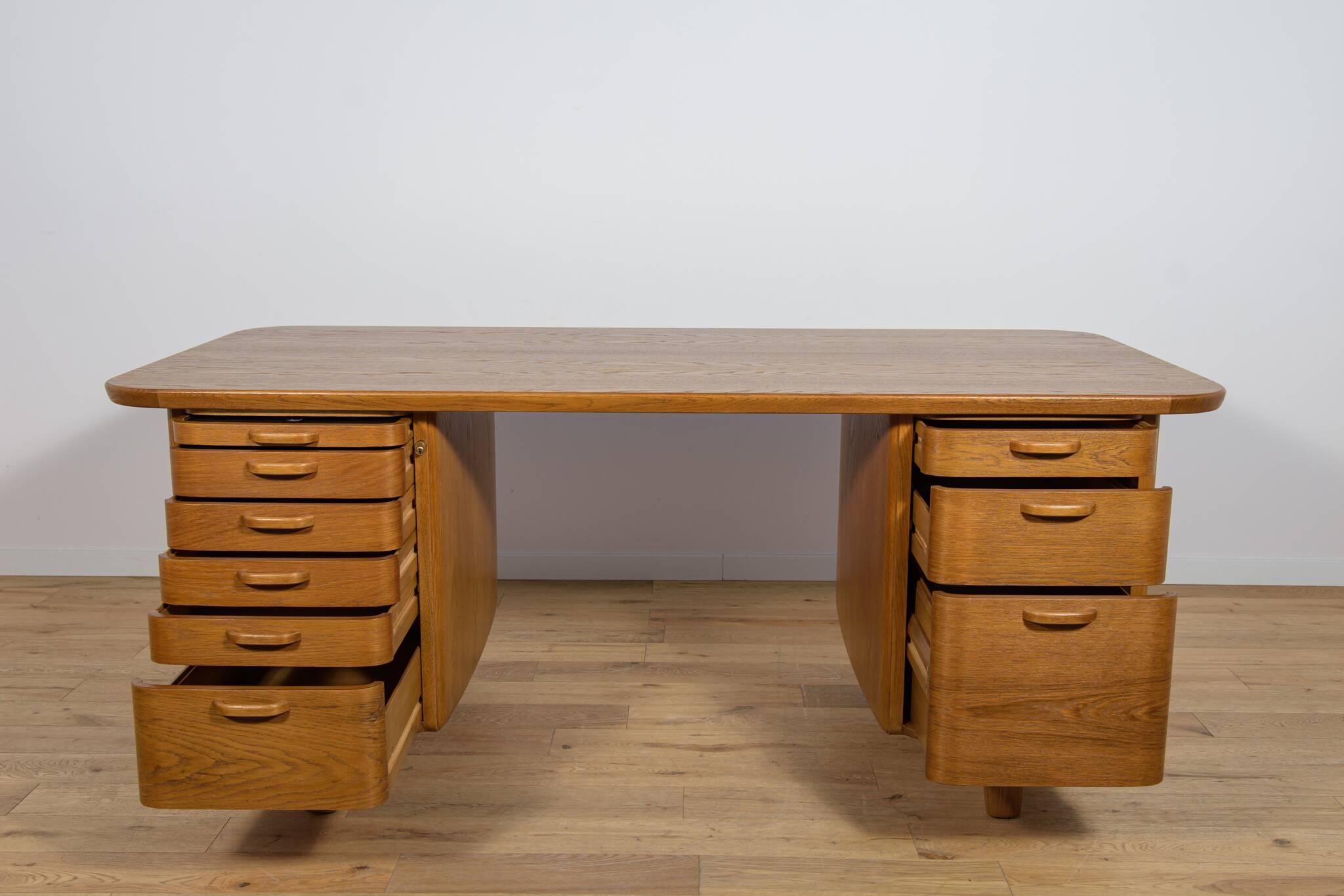 Bureau indépendant Art déco en chêne par Gunnar Ericsson pour Facit AB ...