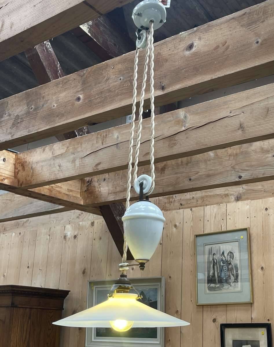 Suspension monte et baisse en opaline des années 1930 | Selency