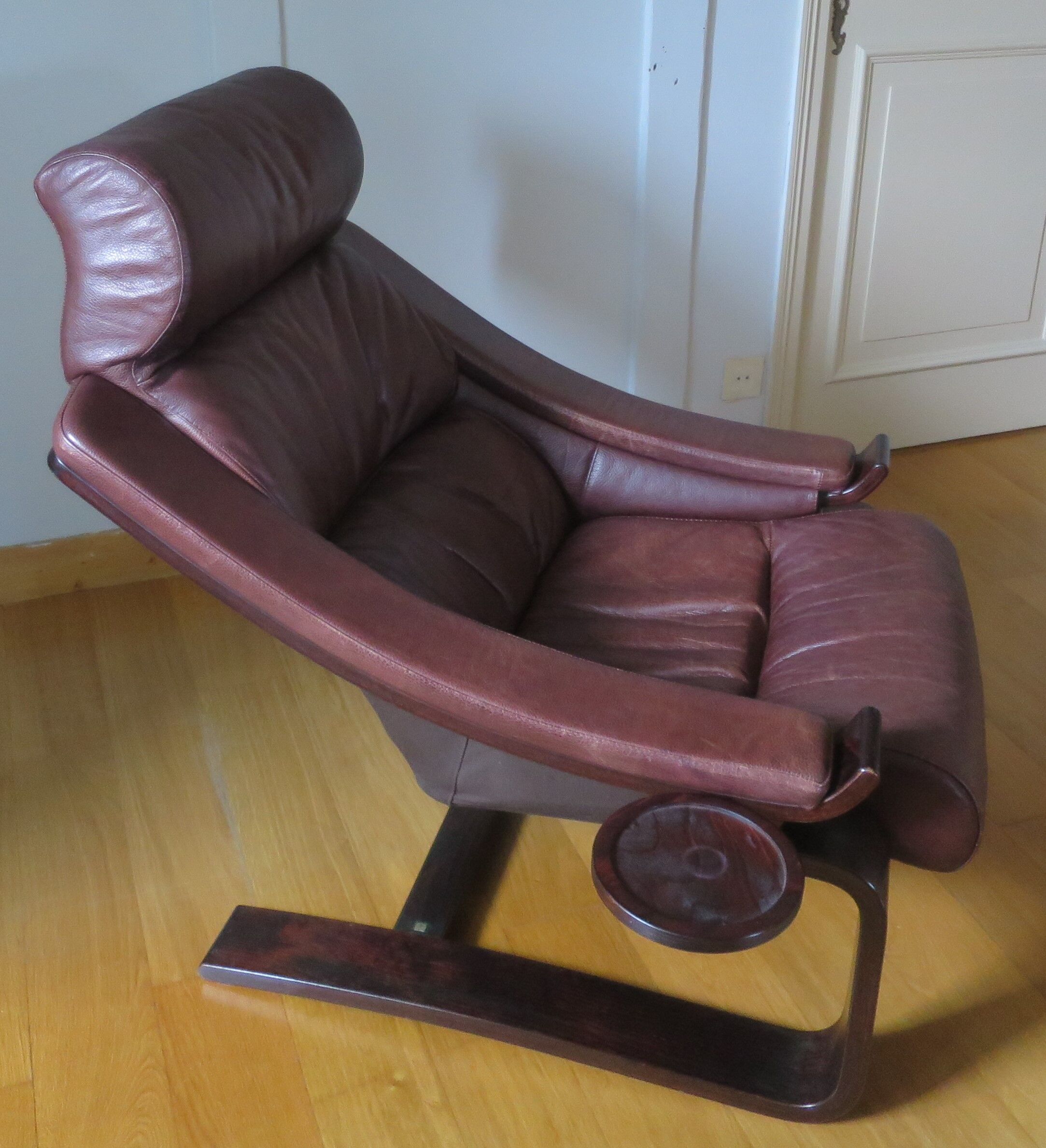 Fauteuil Royal Roche Bobois et son repose pied en cuir | Selency