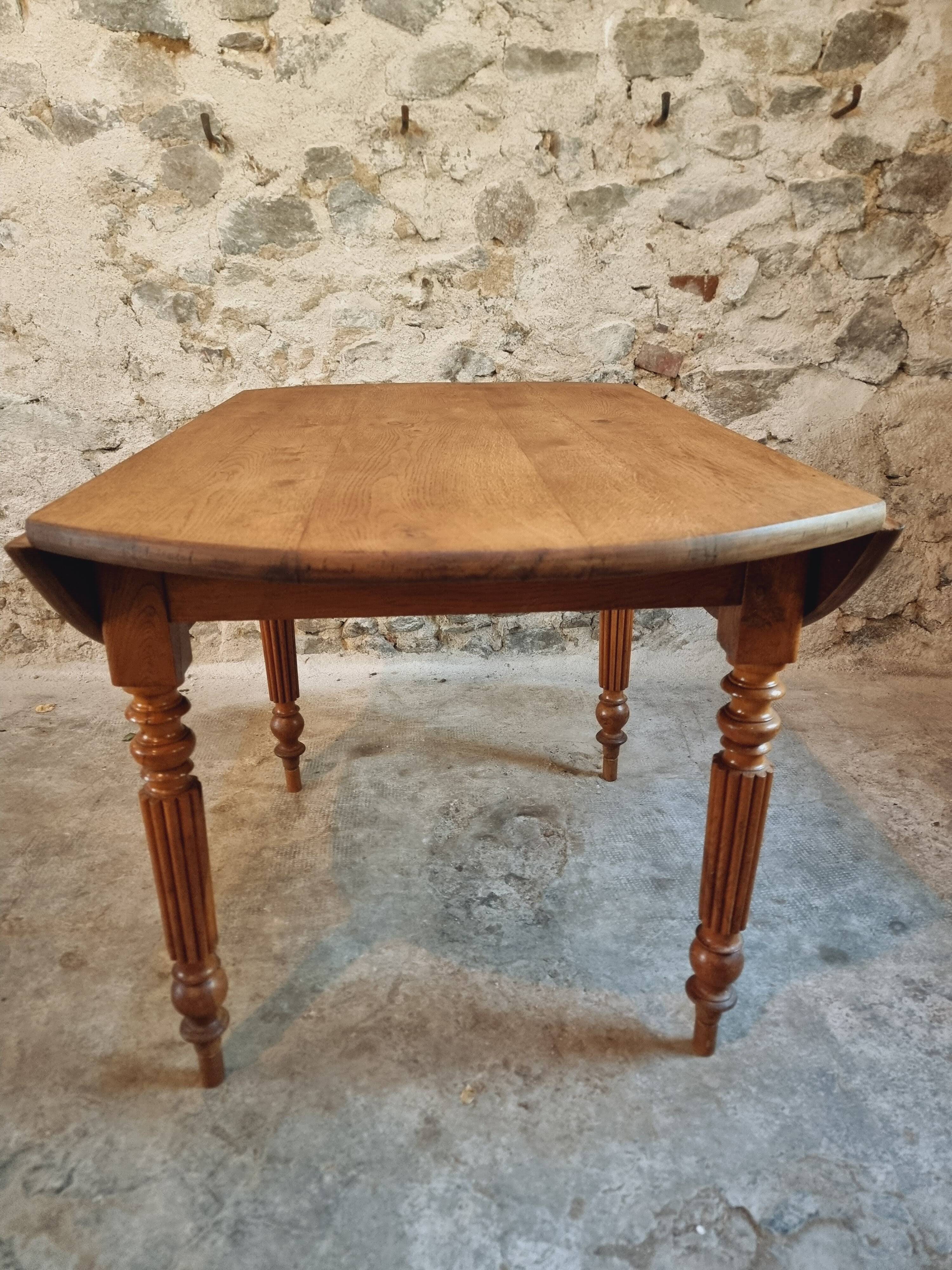 Table ronde ancienne en chêne avec abattants – France, vers 1900 | Selency