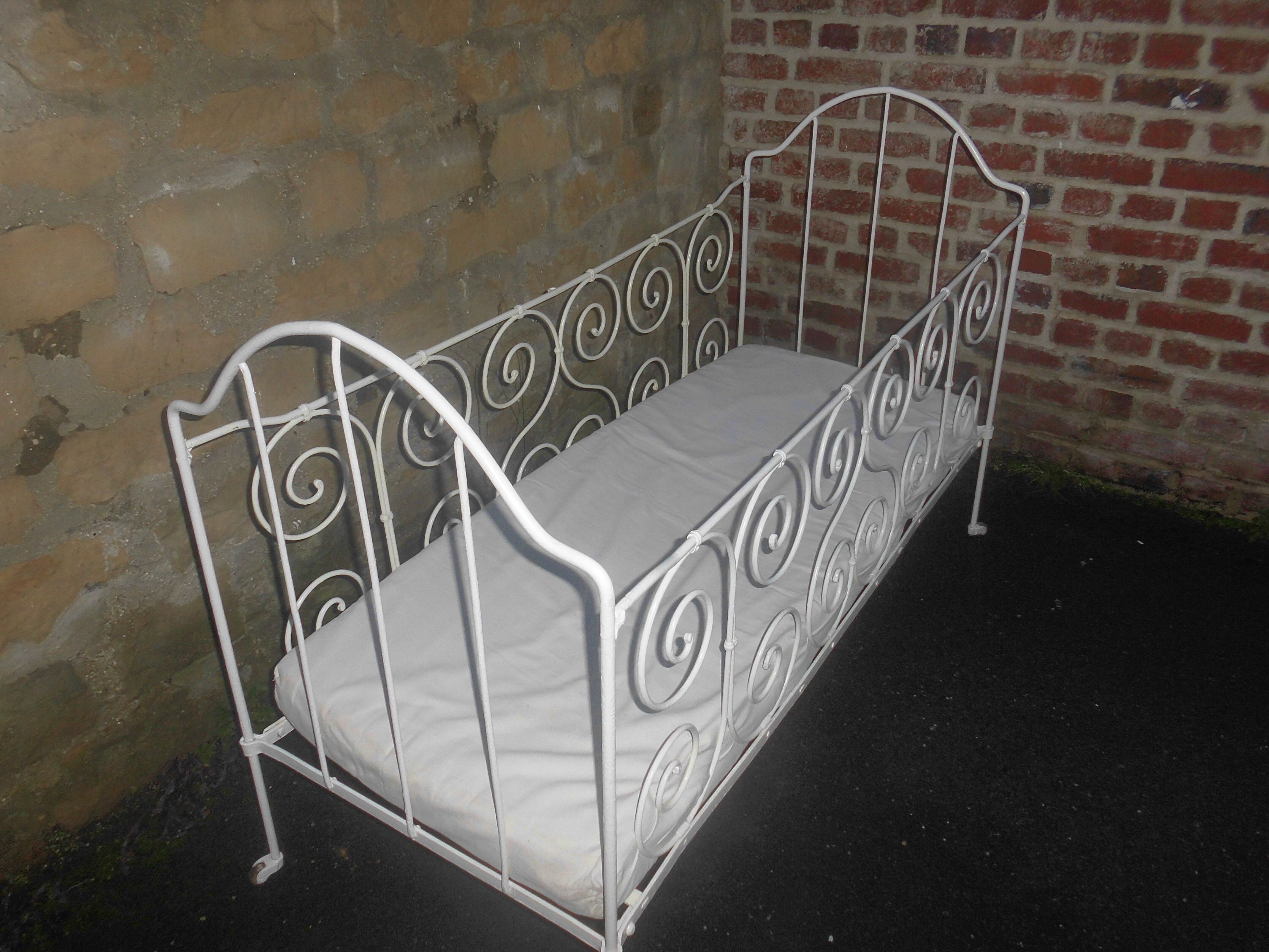 Lit enfant en fer forgé véritable monté sur roulette et pliable époque ...