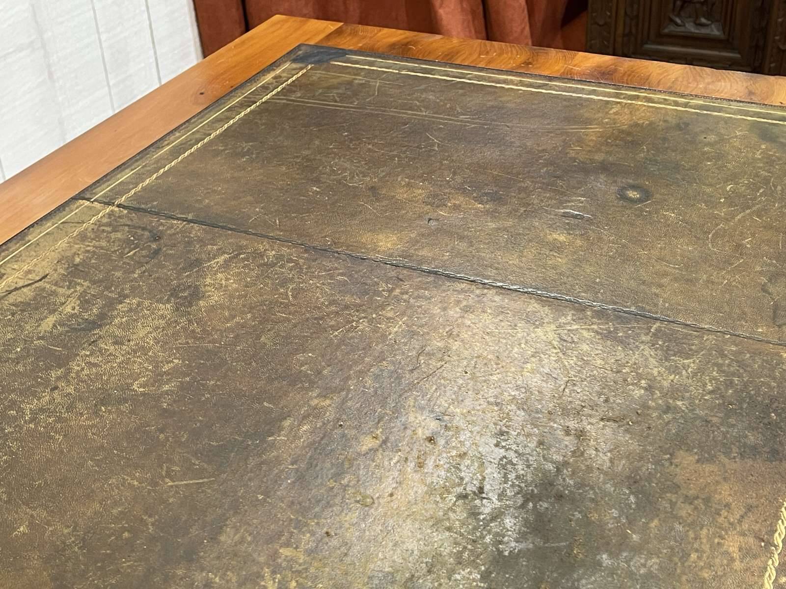 Bureau plat à caissons anglais des années 1950 en if | Selency