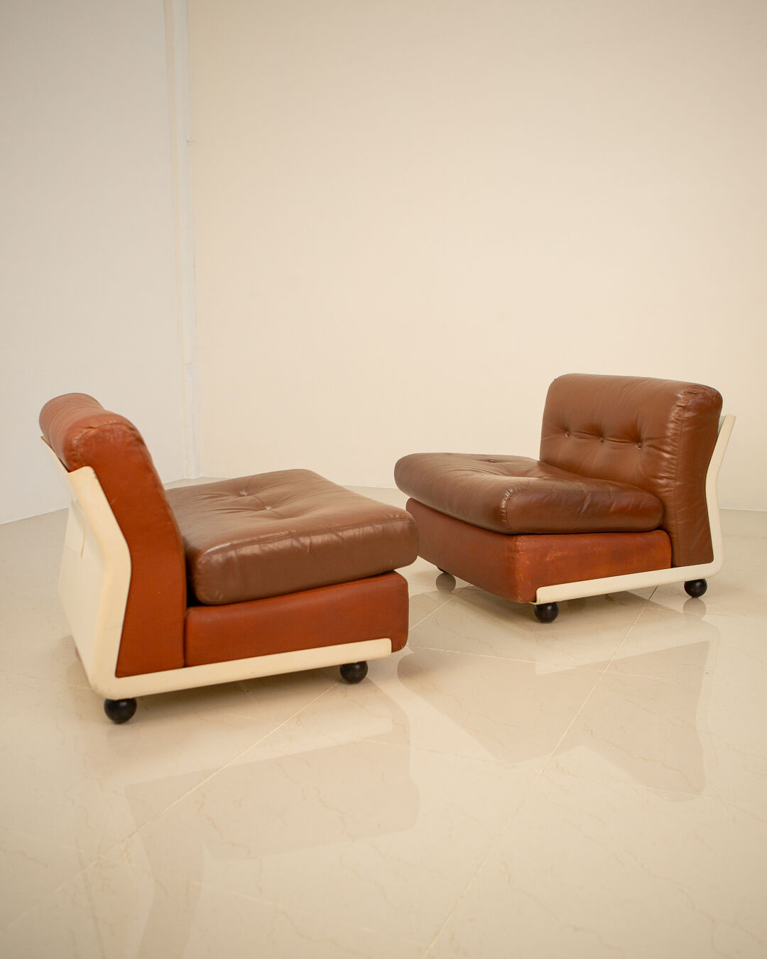 Paire de fauteuils "Amanta" marrons par Mario Bellini pour C&B Italia ...