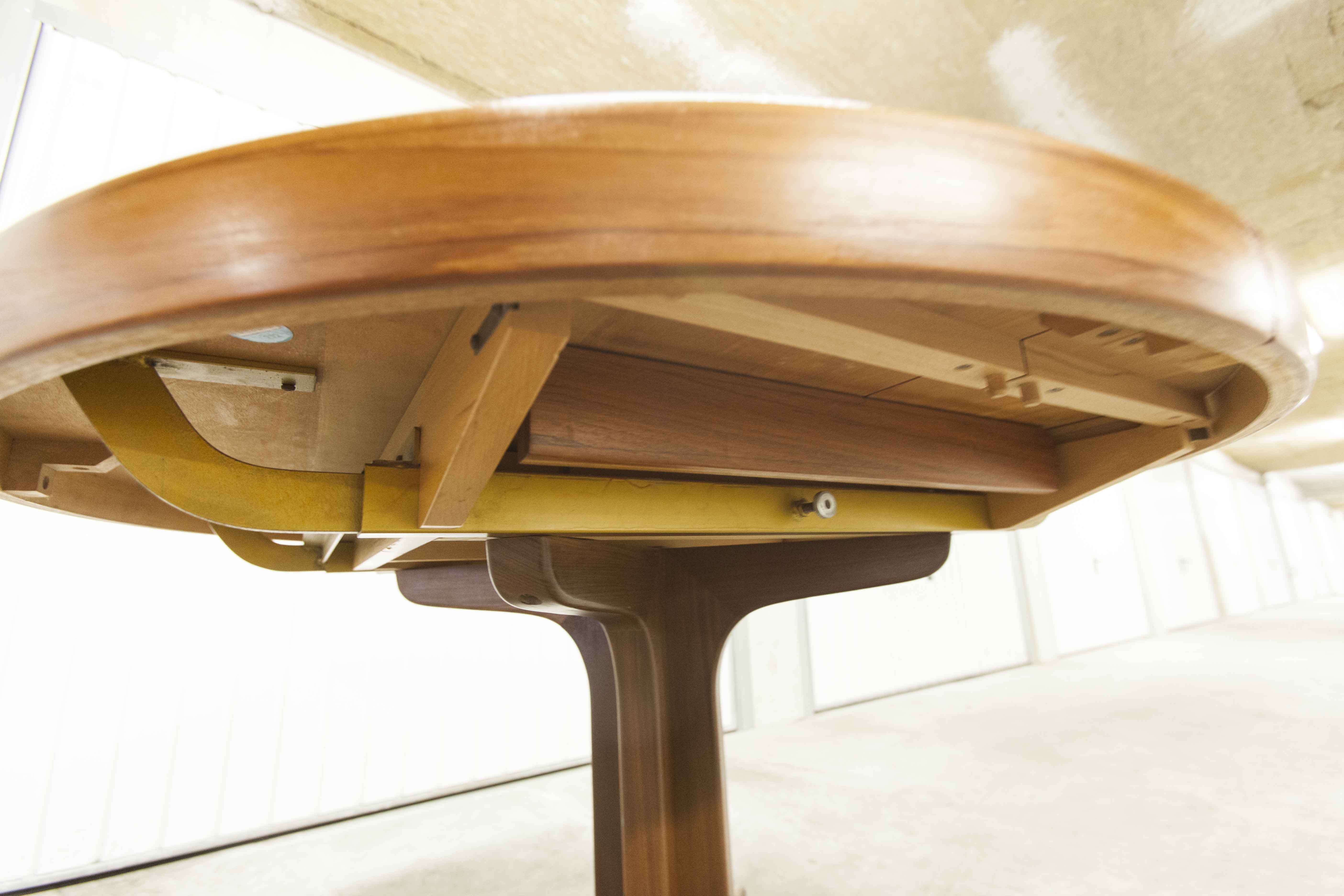 Table ronde ovale transformable samcom et Bramin 1965 teck massif et pied central | Selency