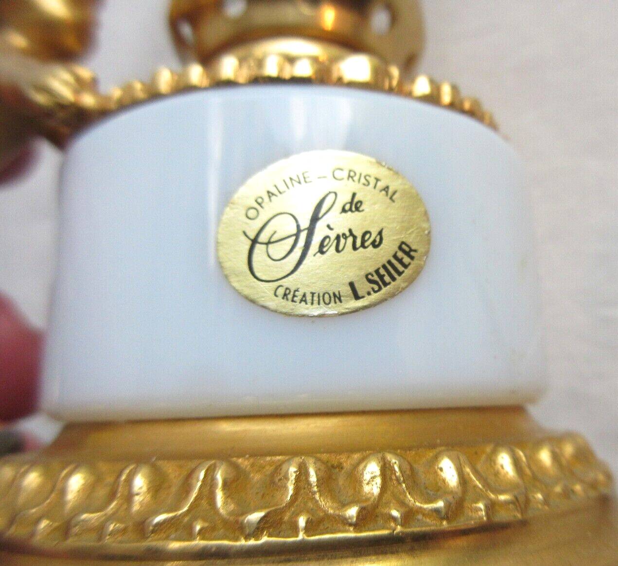 Lampe veilleuse Chérubin bronze doré, cristal d'opaline Sèvres, signée ...