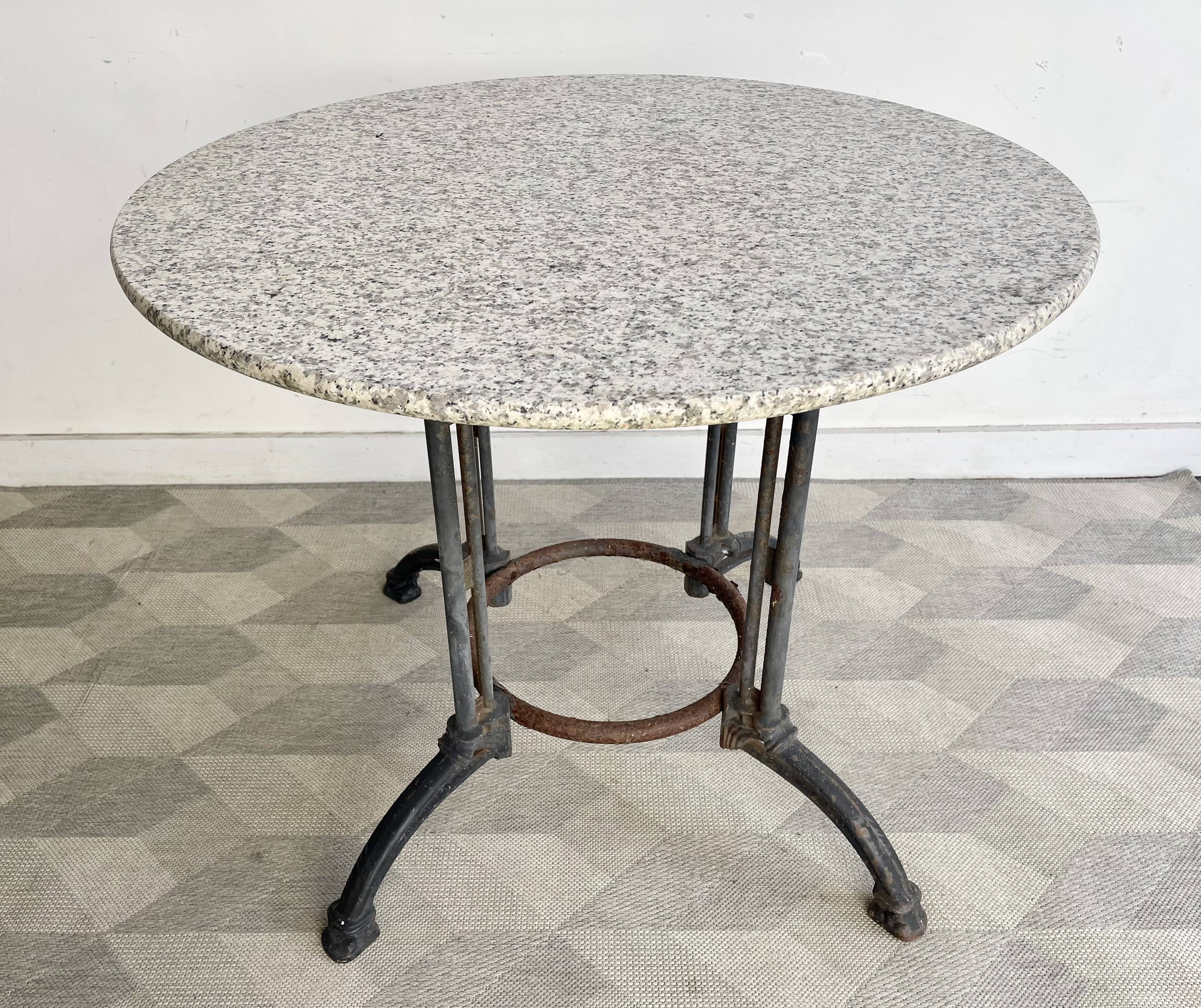 Table de jardin ronde en granit avec base en métal | Selency