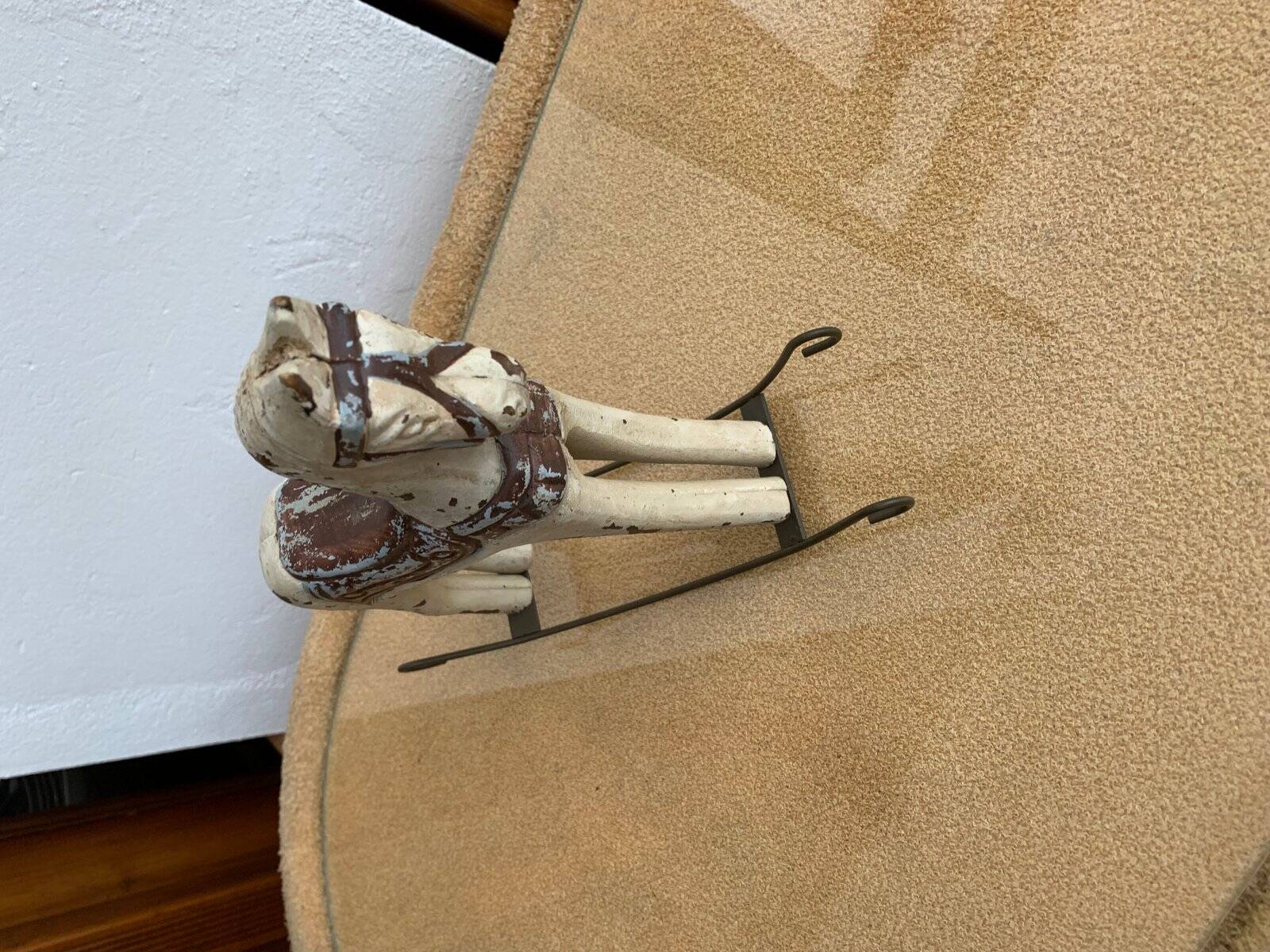 Cheval jouet ancien ivoire et noir en bois, armature visible ...