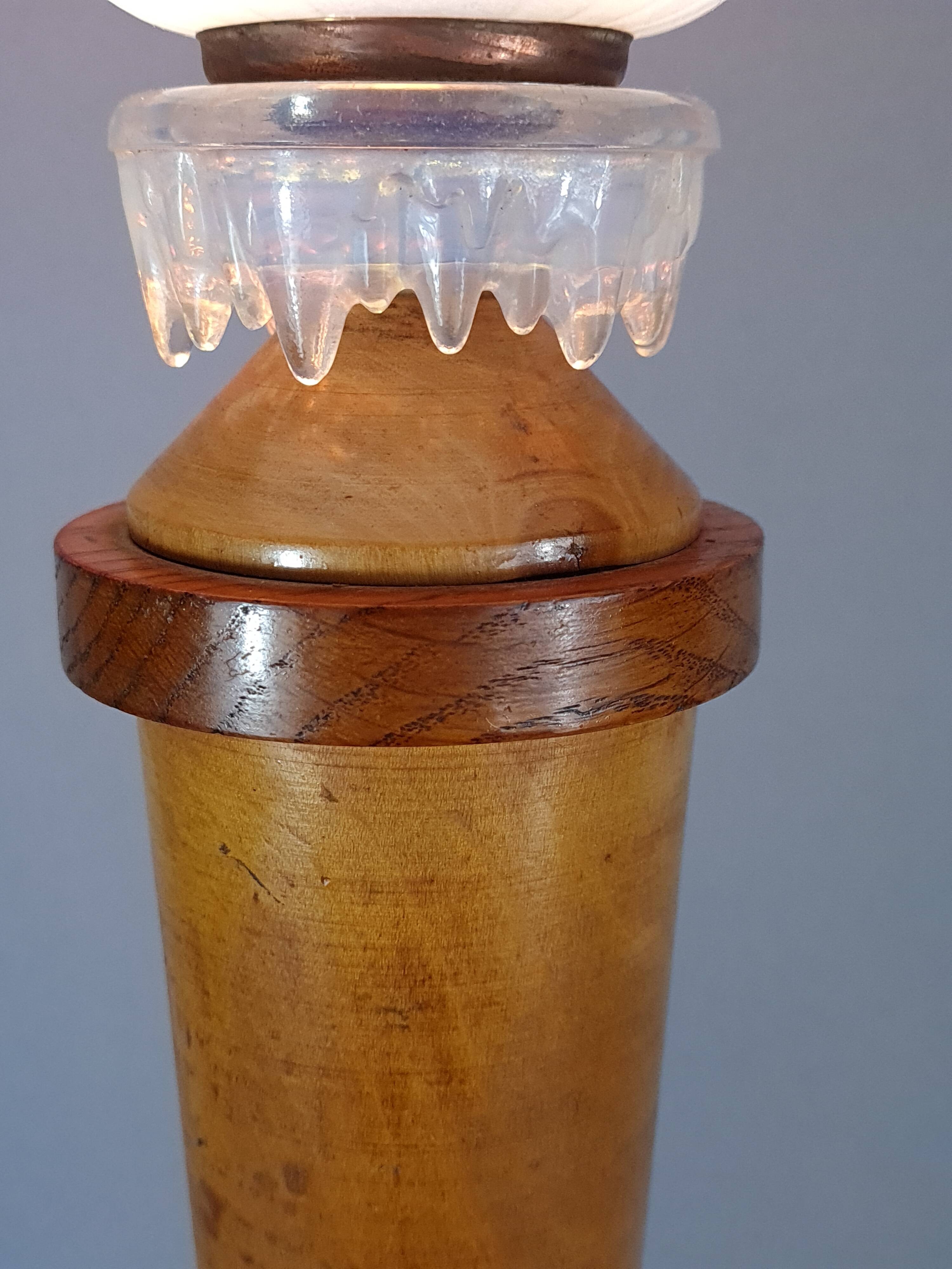 Ancienne lampe verre opalescent & bois, attribué à Ezan 61 cm C786 ...