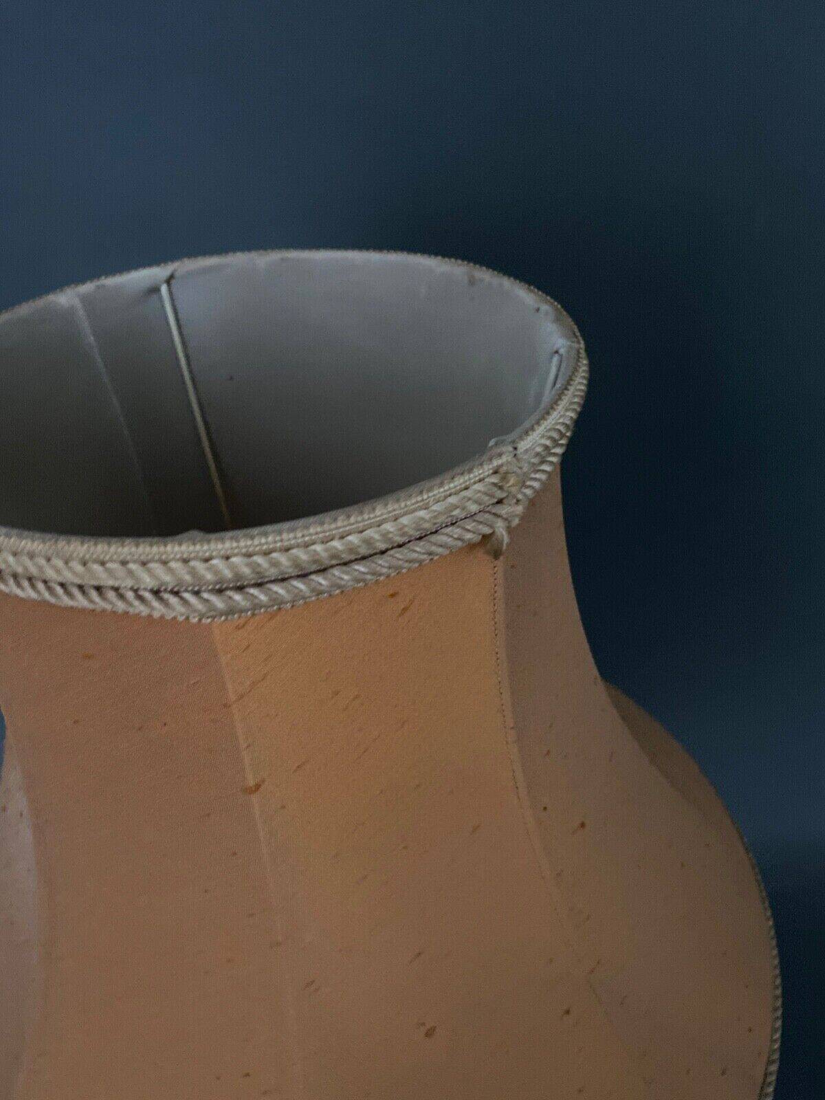 Lampe en céramique Japon XXe riche décor sur fond jaune cachet rouge ...