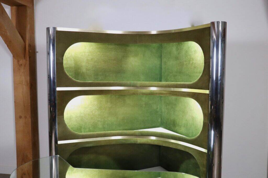 Bar en daim et chrome avec tabourets de bar verts, par Willy Rizzo ...