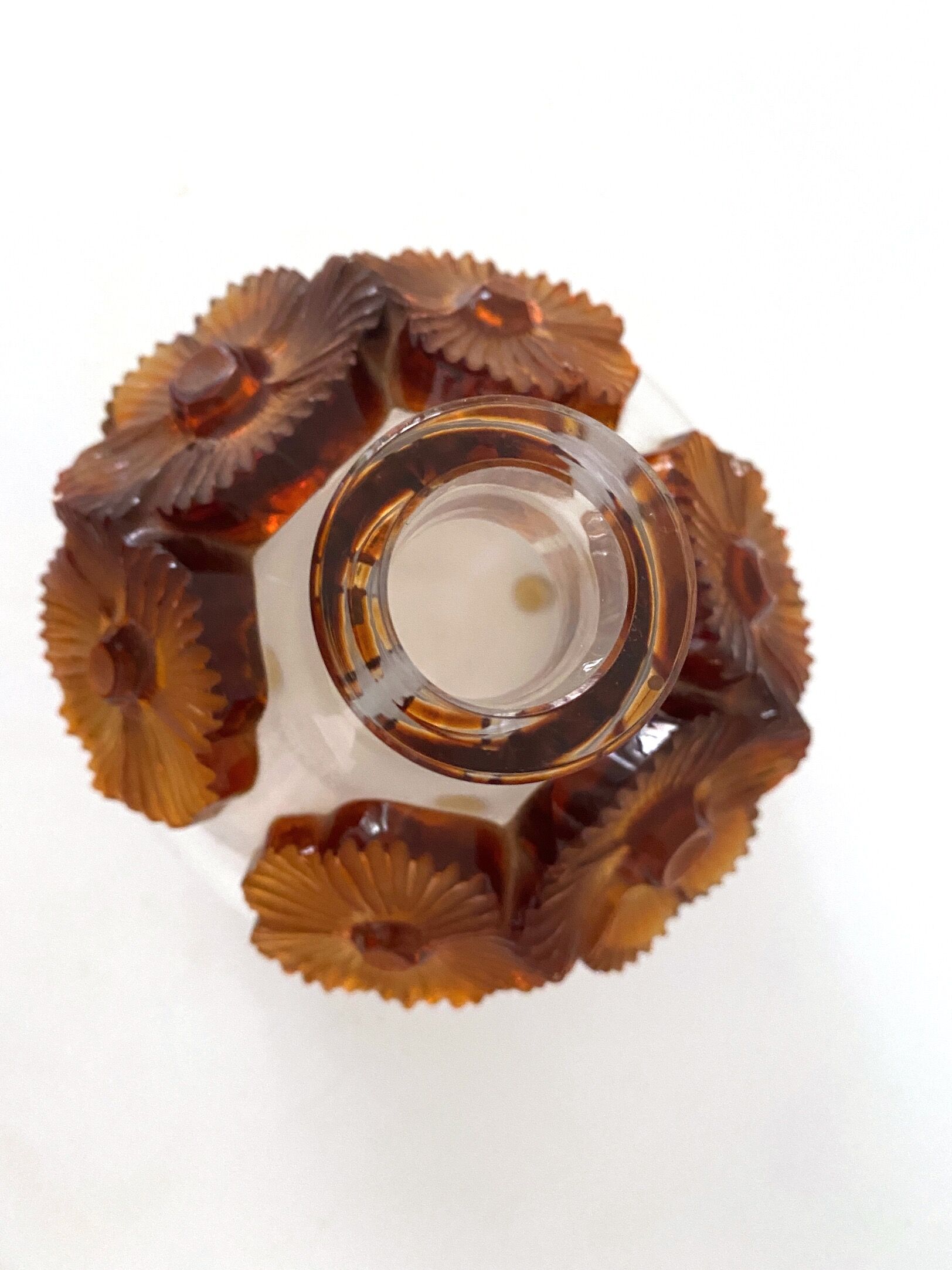 Vase de René Lalique en cristal et fleurs anémones en applique en pâte ...